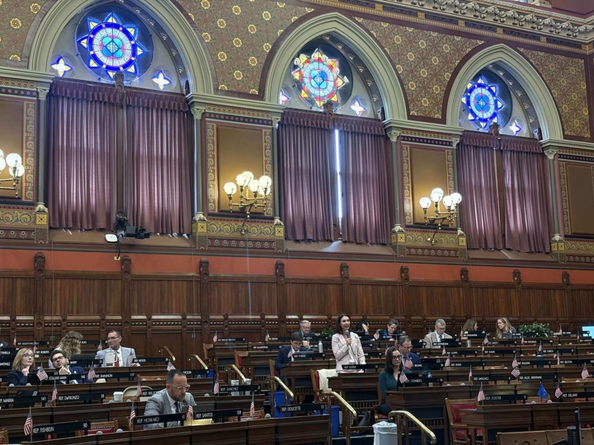 CT lawmakers pass education bill that covers cellphone use guidelines