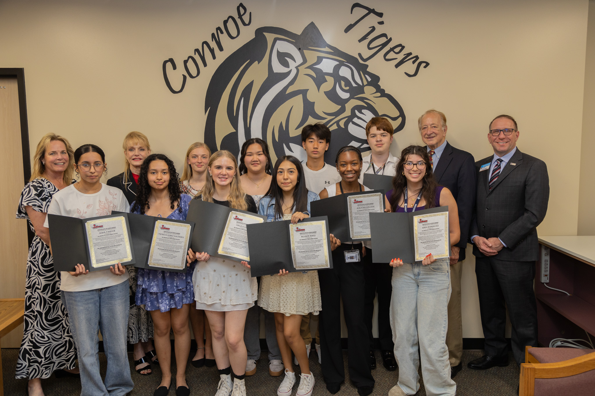 Retired Conroe math teacher awards scholarships to freshman