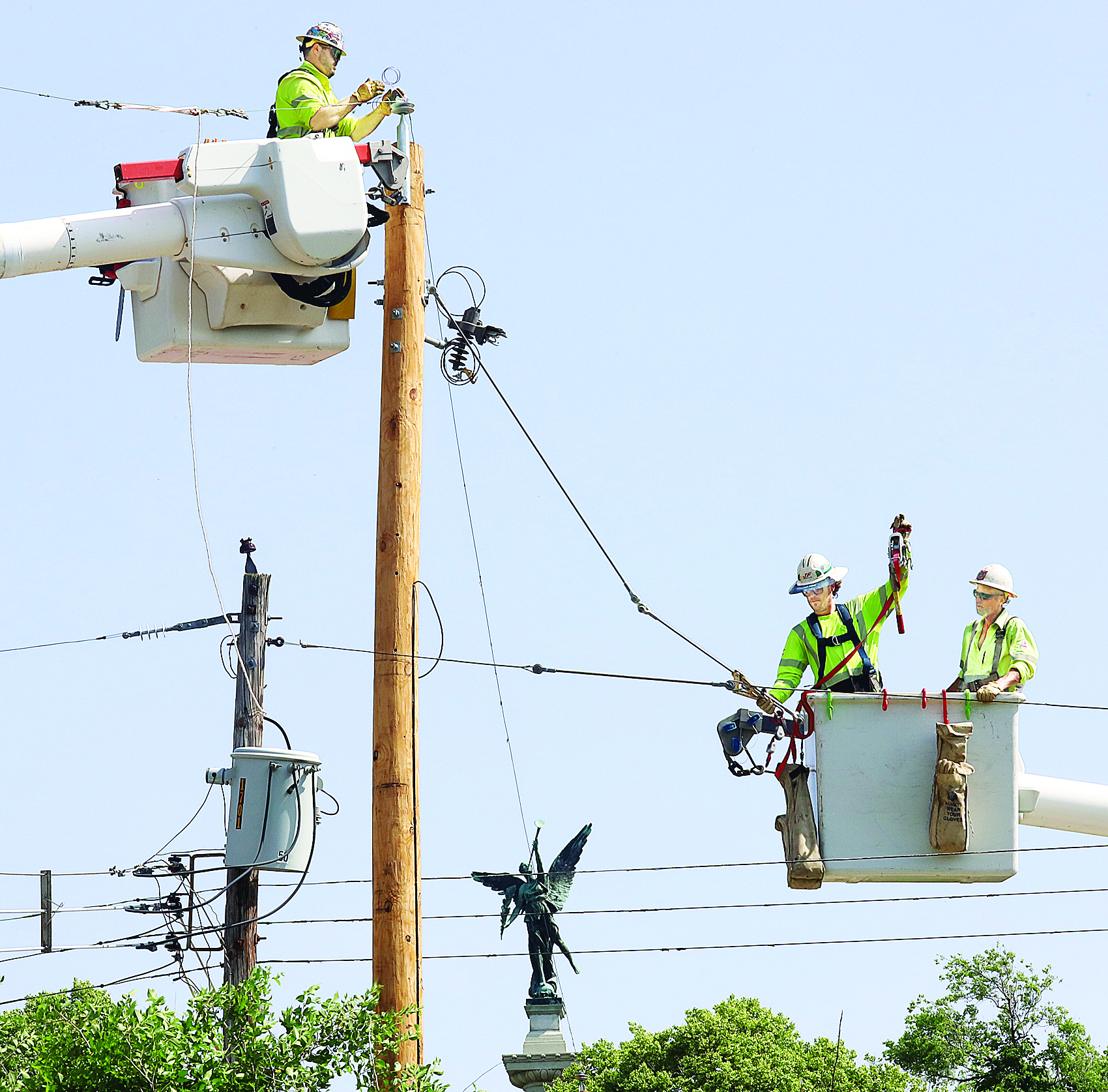 JF Electric replaces Alton utility pole for high-speed internet