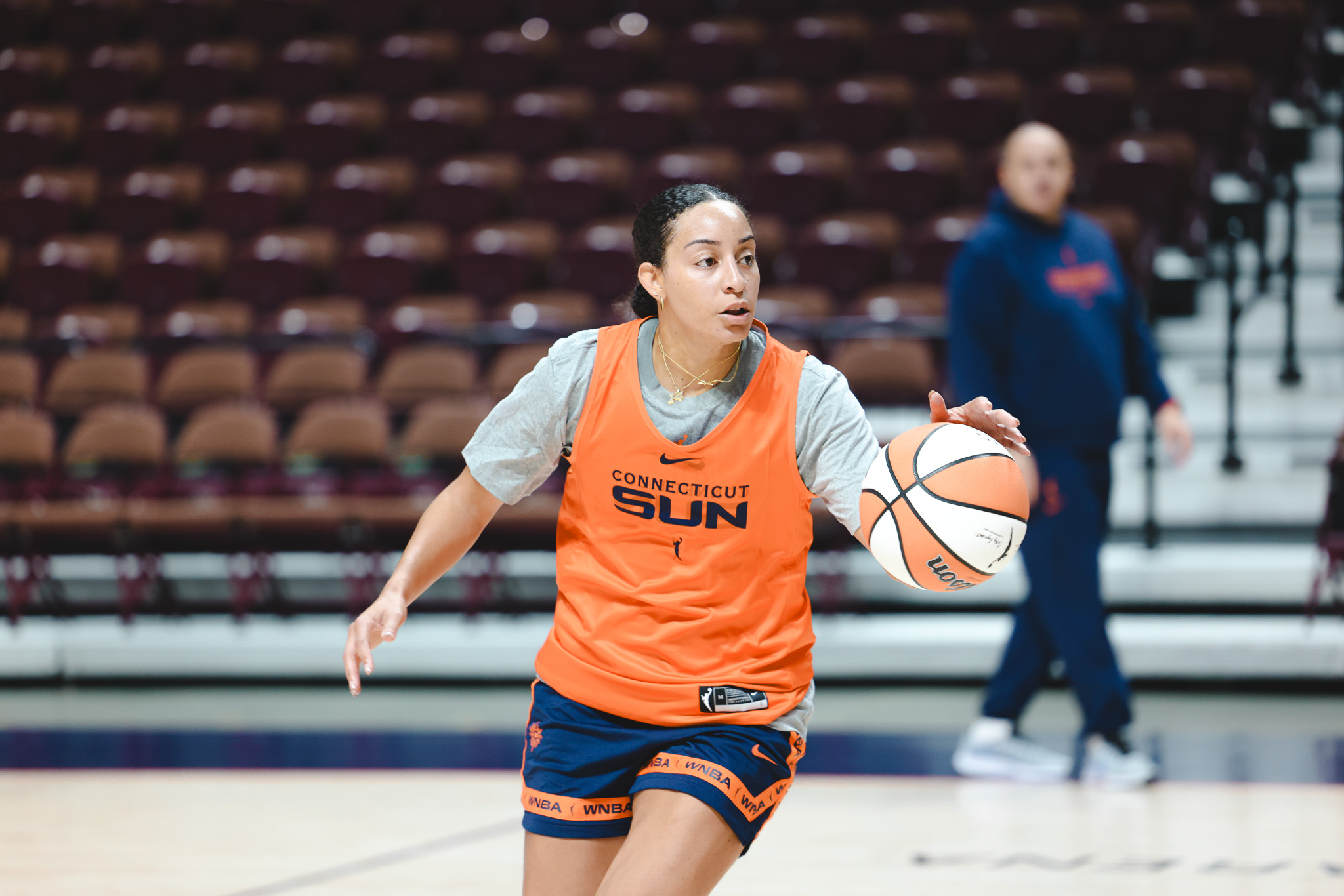 Ex-UConn star Bria Hartley makes CT Sun after late arrival