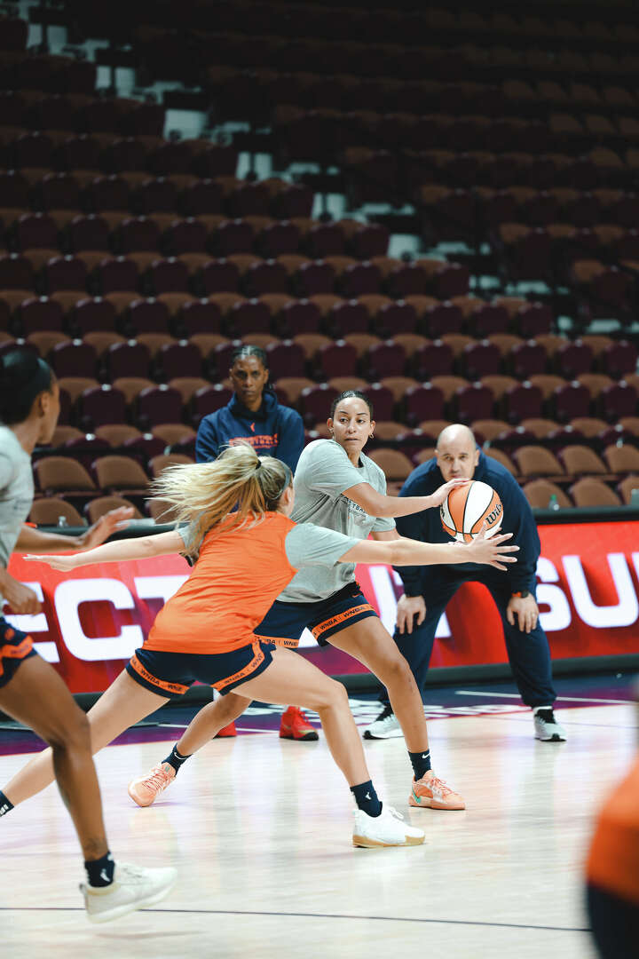 Ex-UConn star Bria Hartley makes CT Sun after late arrival