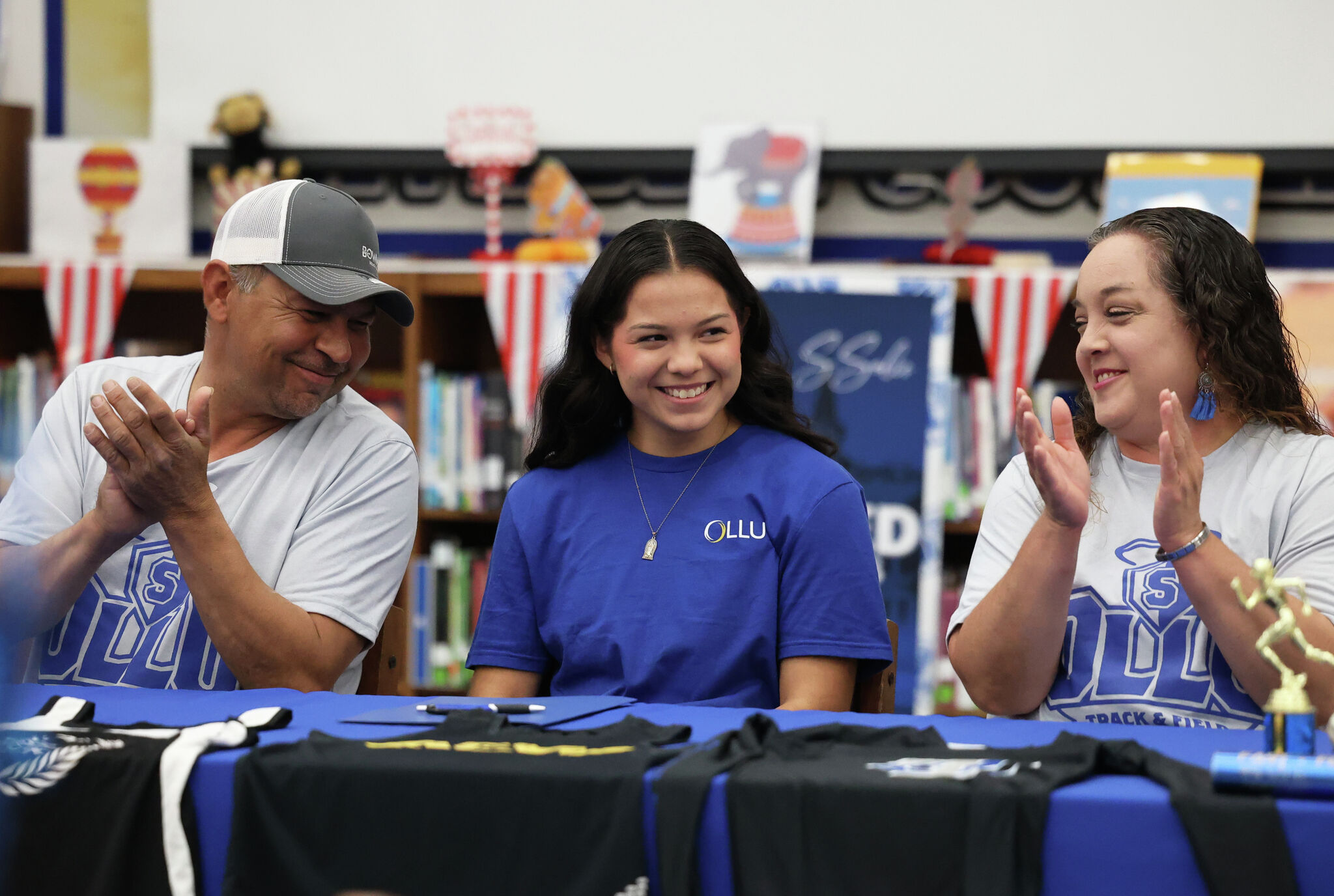 Laredo Cigarroa sprinter Sam Solis signs with Our Lady of the Lake