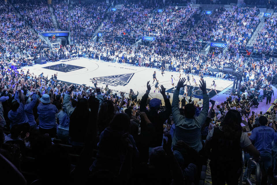 'It's long overdue': Valkyries play the Bay Area's first WNBA game