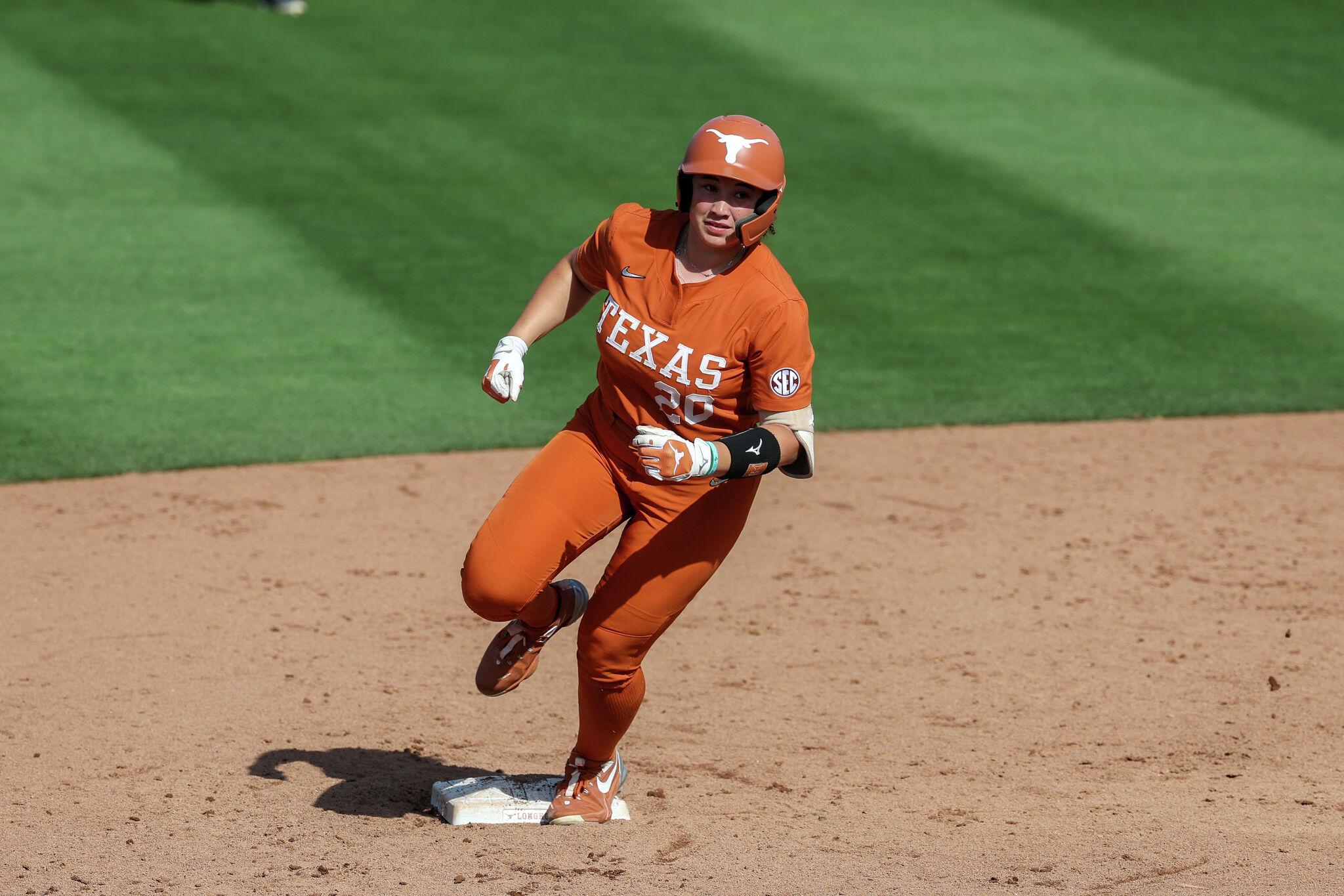 Texas Longhorns hit six homers to beat Michigan in NCAA softball