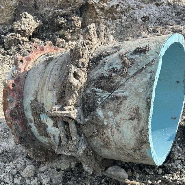 Water pipe damage disrupts traffic on San Antonio highway