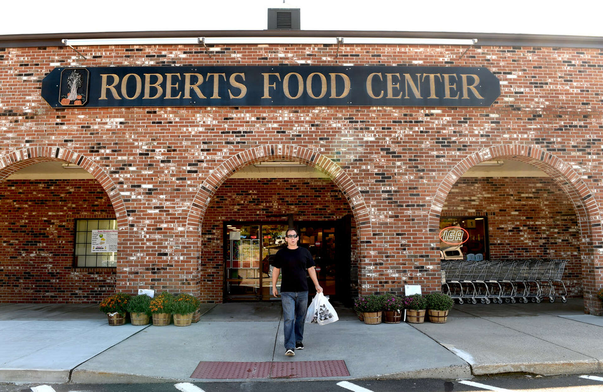 North Madison's Robert's Food Center to close after 40 years