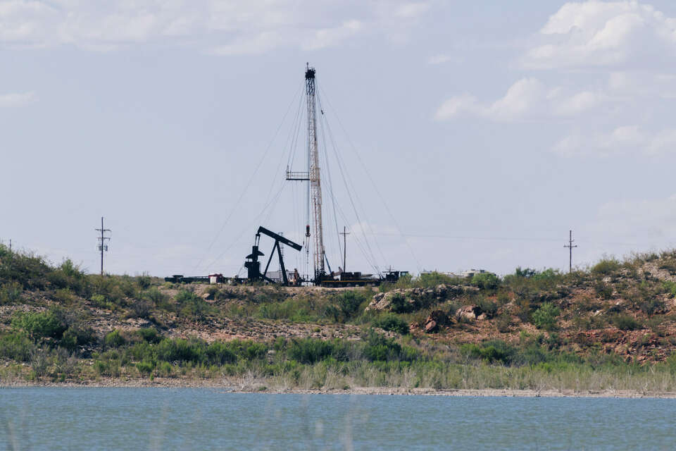 Texas oil, gas companies drill with river water despite drought