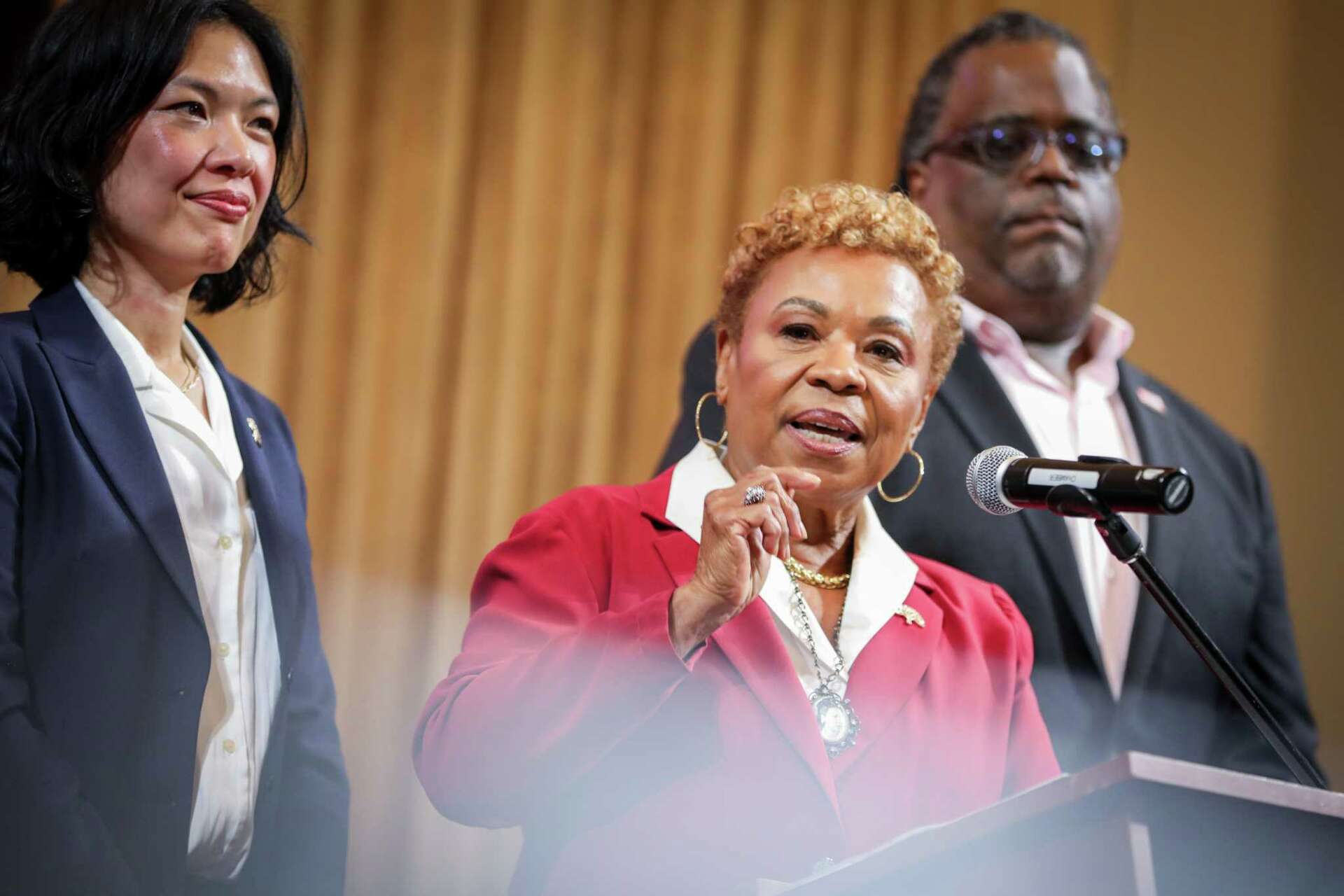 Lee declares ‘new era’ for Oakland as she is sworn in as new mayor