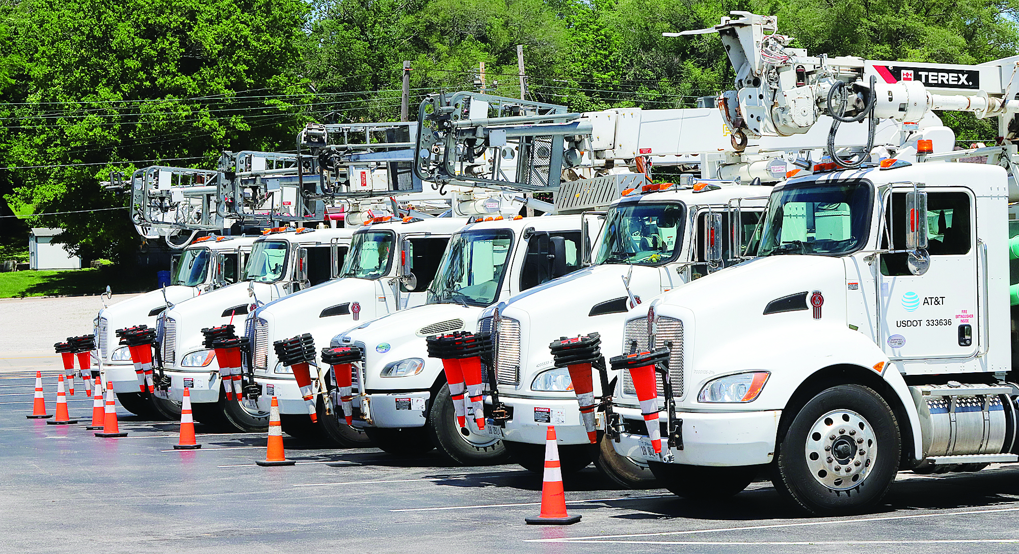 AT&T linemen visit Fast Eddie’s BonAir in Alton for lunch
