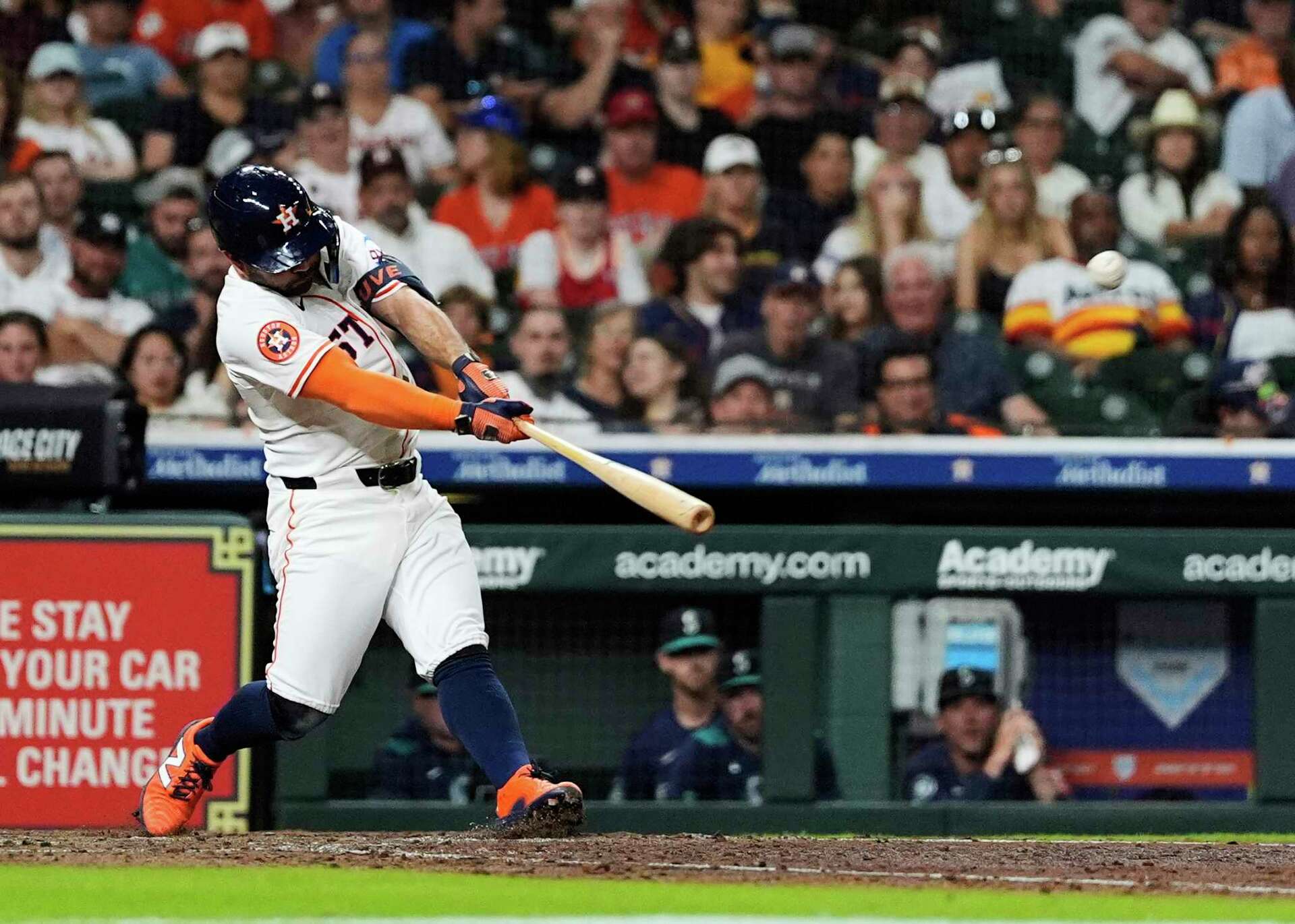 Jose Altuve's two homers give Astros important win over Mariners