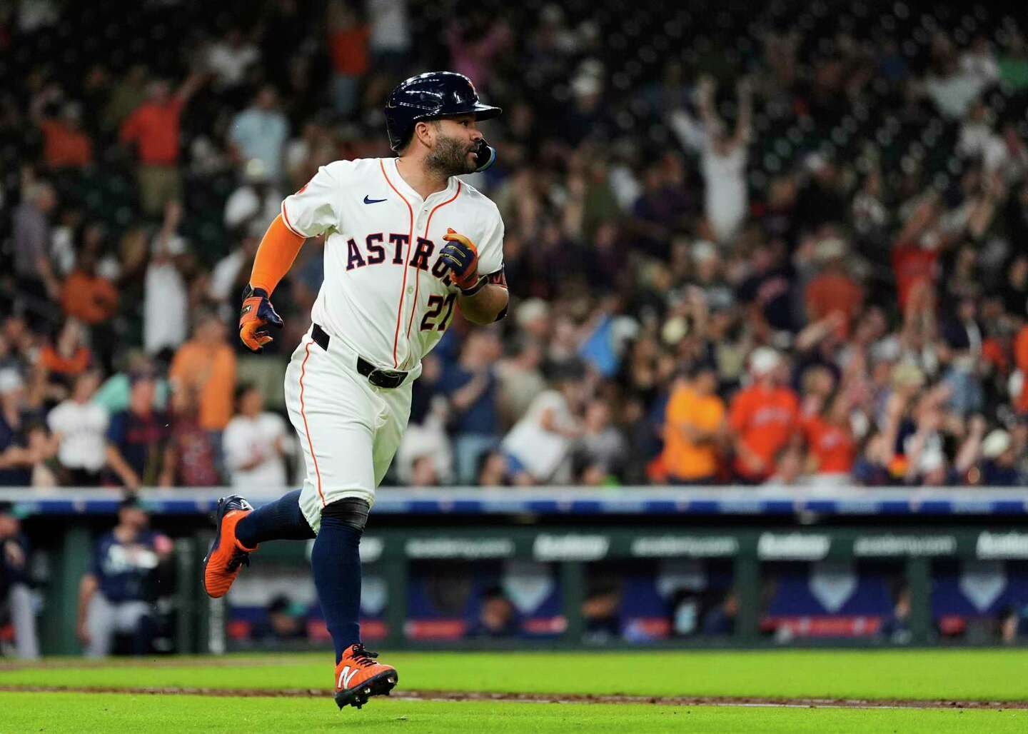 Jose Altuve's two homers give Astros important win over Mariners