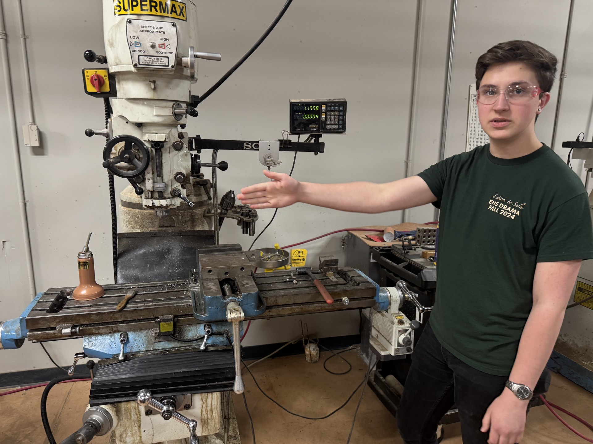 Shell's Wood River Refinery processes 250,000 barrels daily by 1973