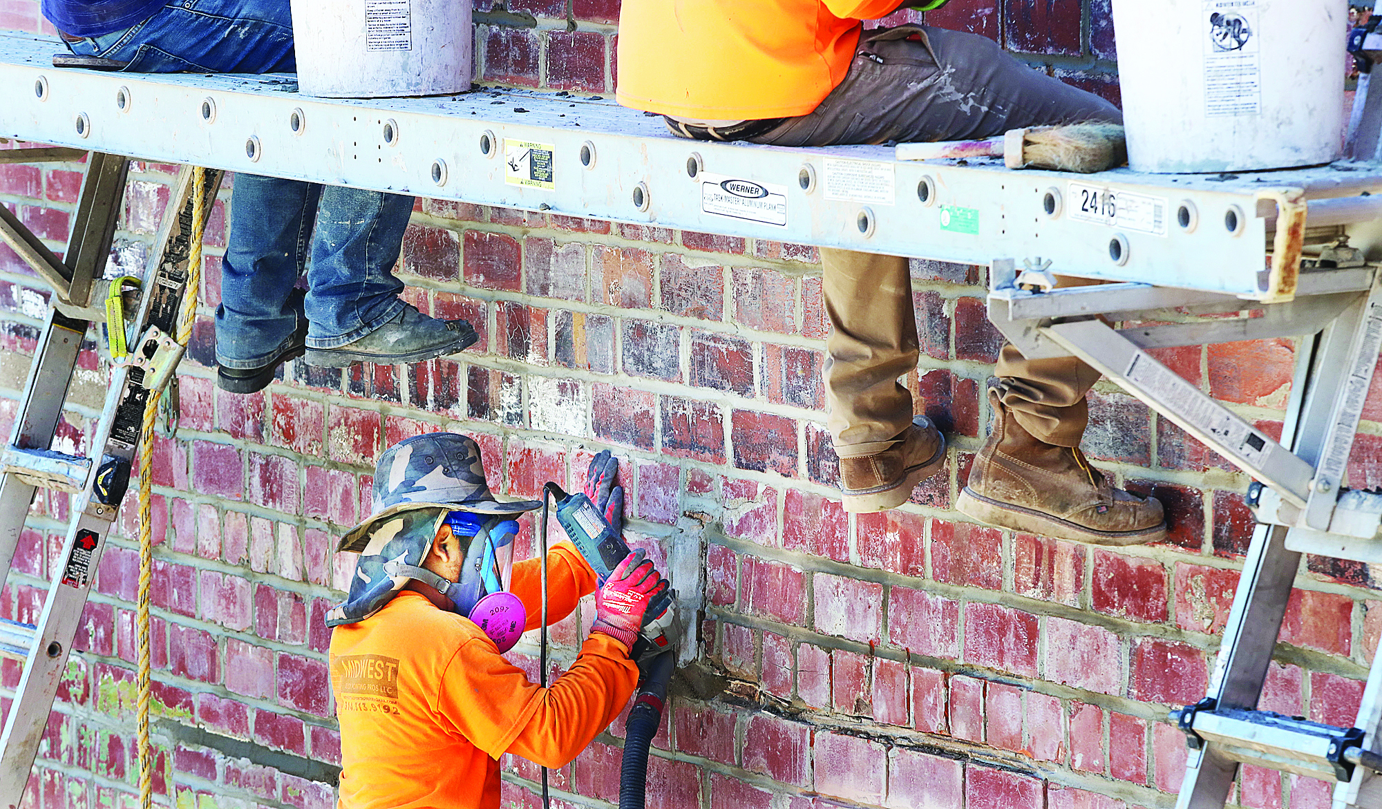 Workers restore historic Alton building on East Broadway