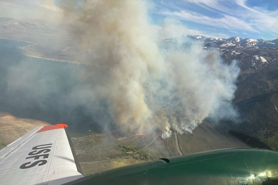 540-acre fire evacuates Calif. mountain town, shuts down Highway 395