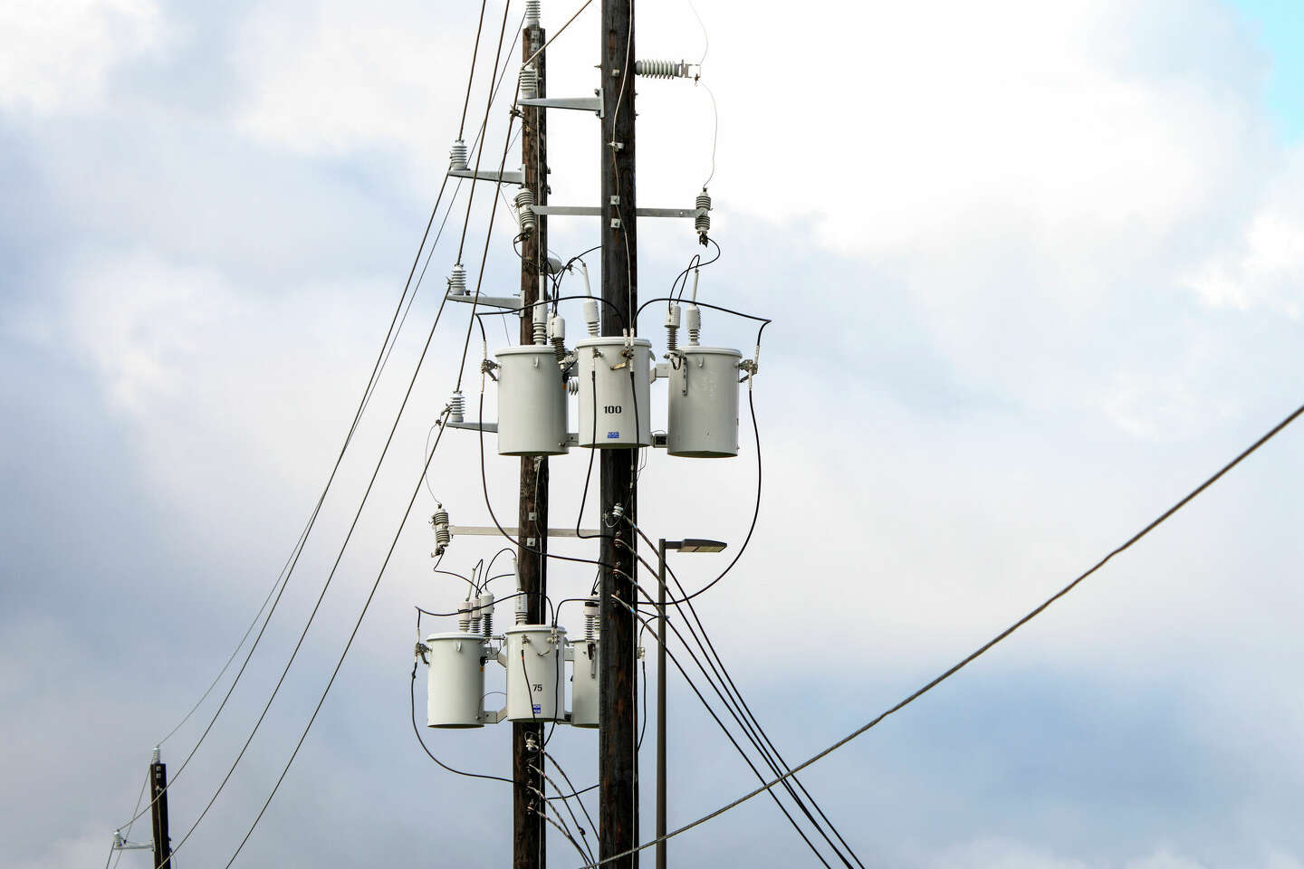 CenterPoint, Entergy saw nearly 200K power outages in Houston area