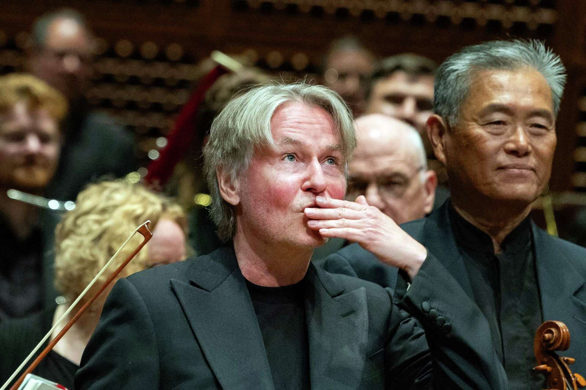 Review: Salonen’s final S.F. Symphony concerts off to a dramatic start