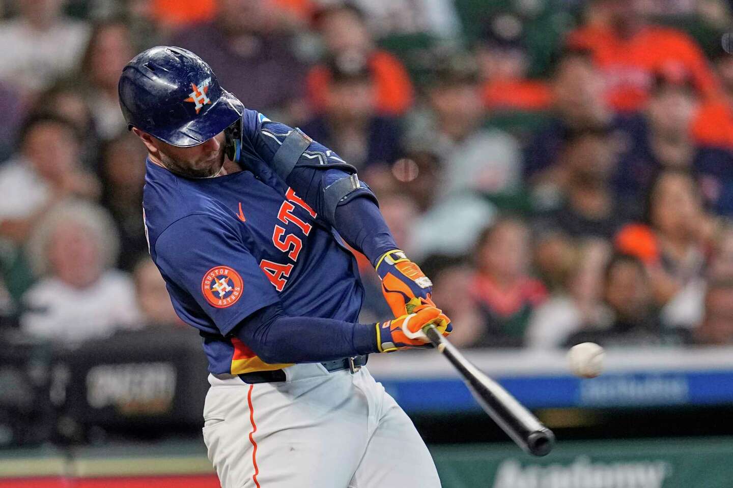 Christian Walker's homer lifts Astros past Mariners, wins series