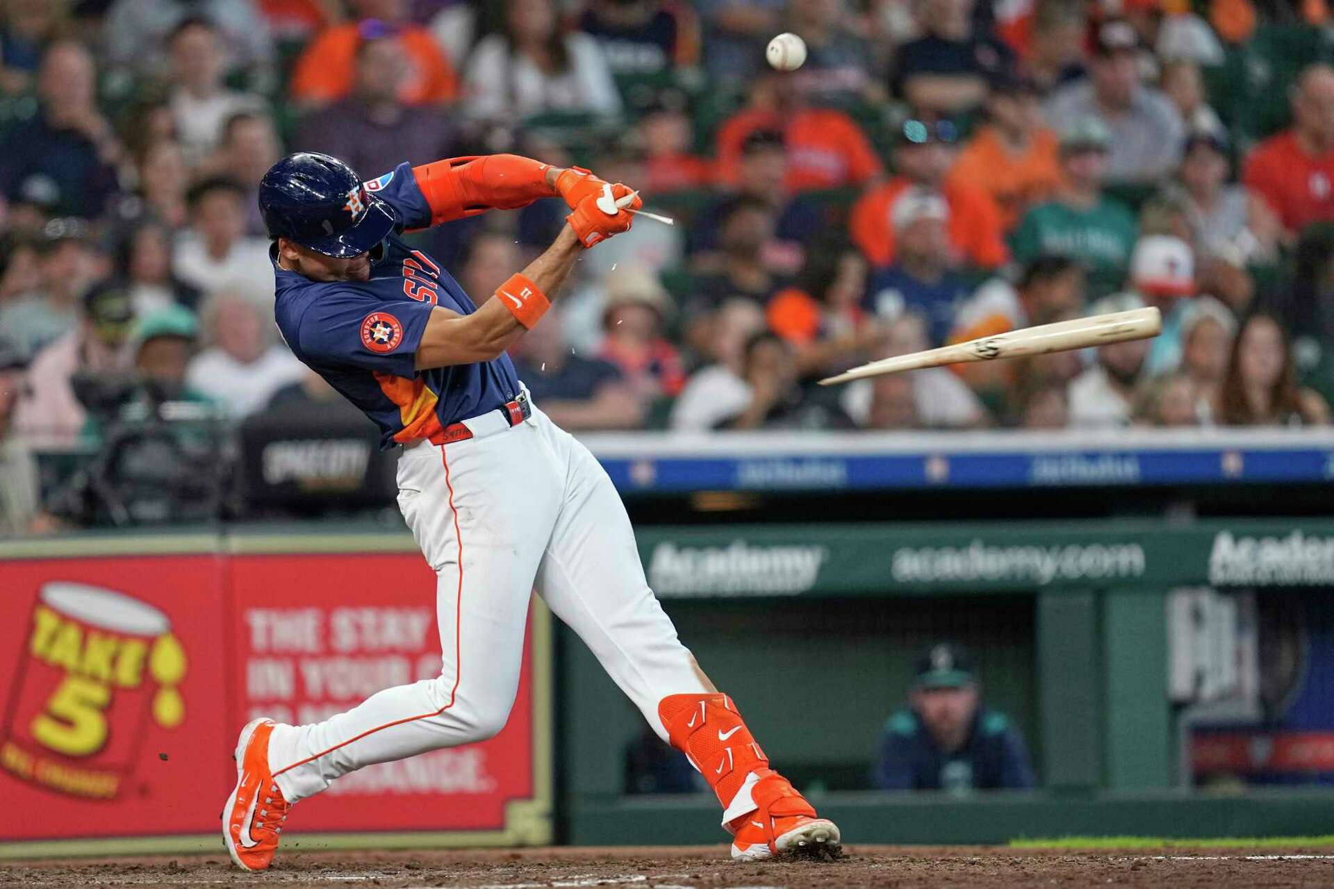 Christian Walker's homer lifts Astros past Mariners, wins series