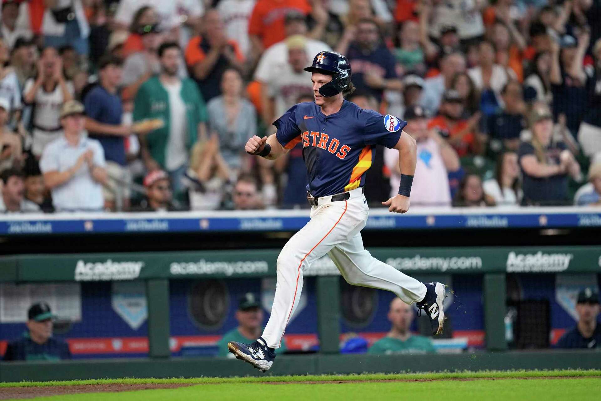 Christian Walker's homer lifts Astros past Mariners, wins series