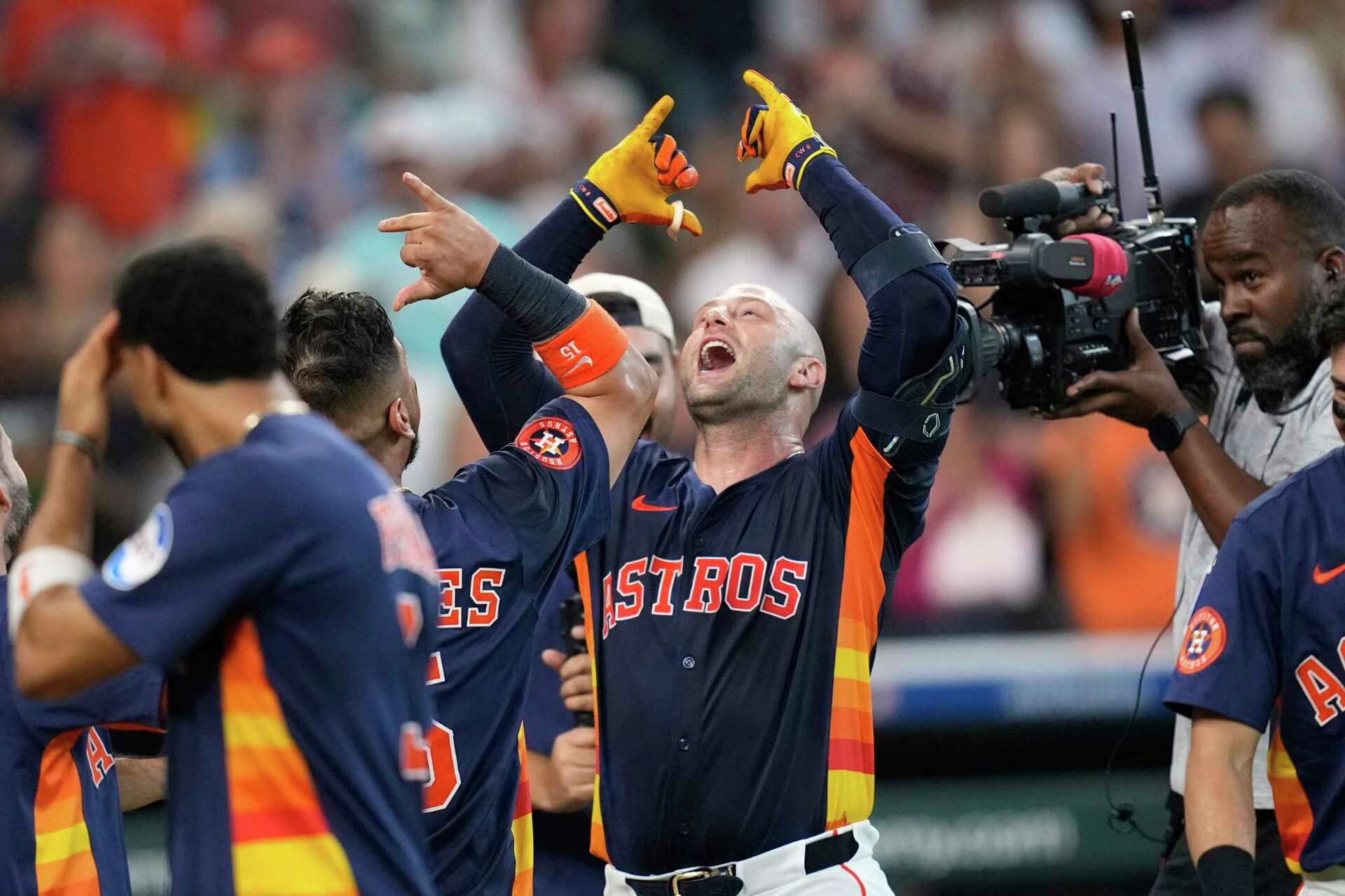 Christian Walker's homer lifts Astros past Mariners, wins series