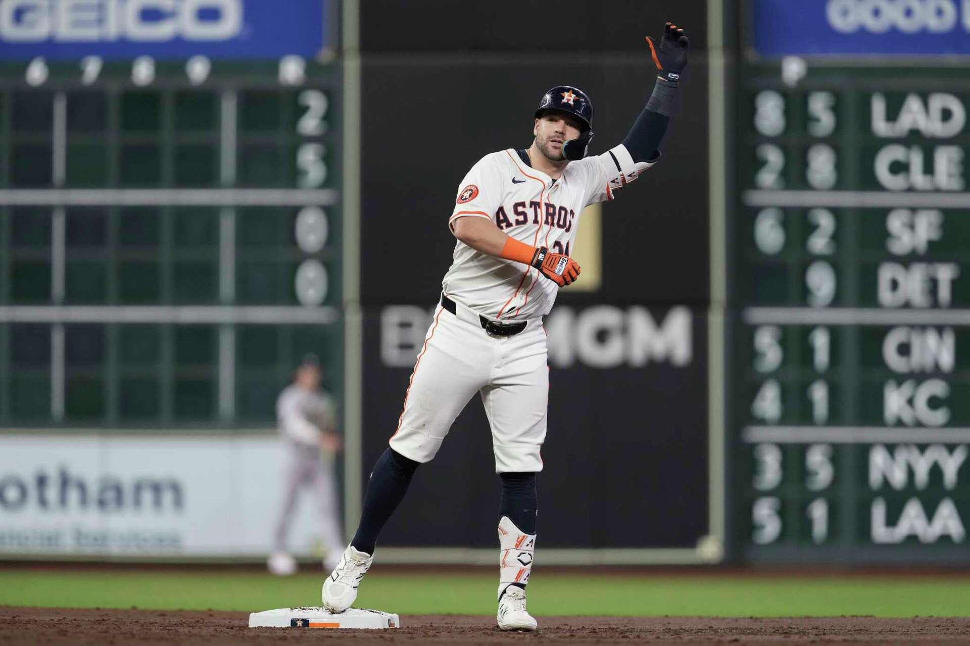 Astros' Chas McCormick hits off tee in recovery from oblique injury