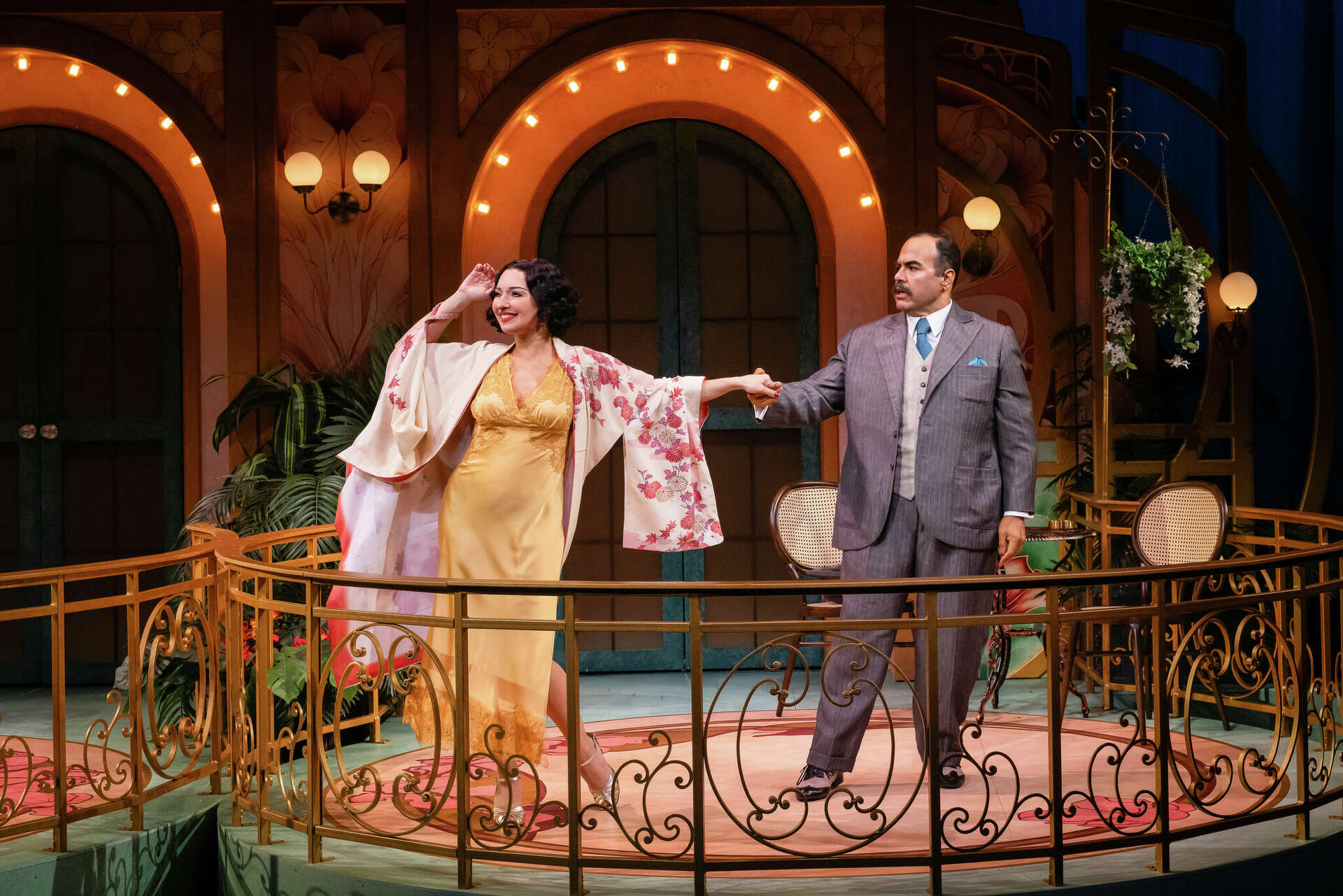 'Private Lives' at Houston’s Alley Theatre is original 'White Lotus'