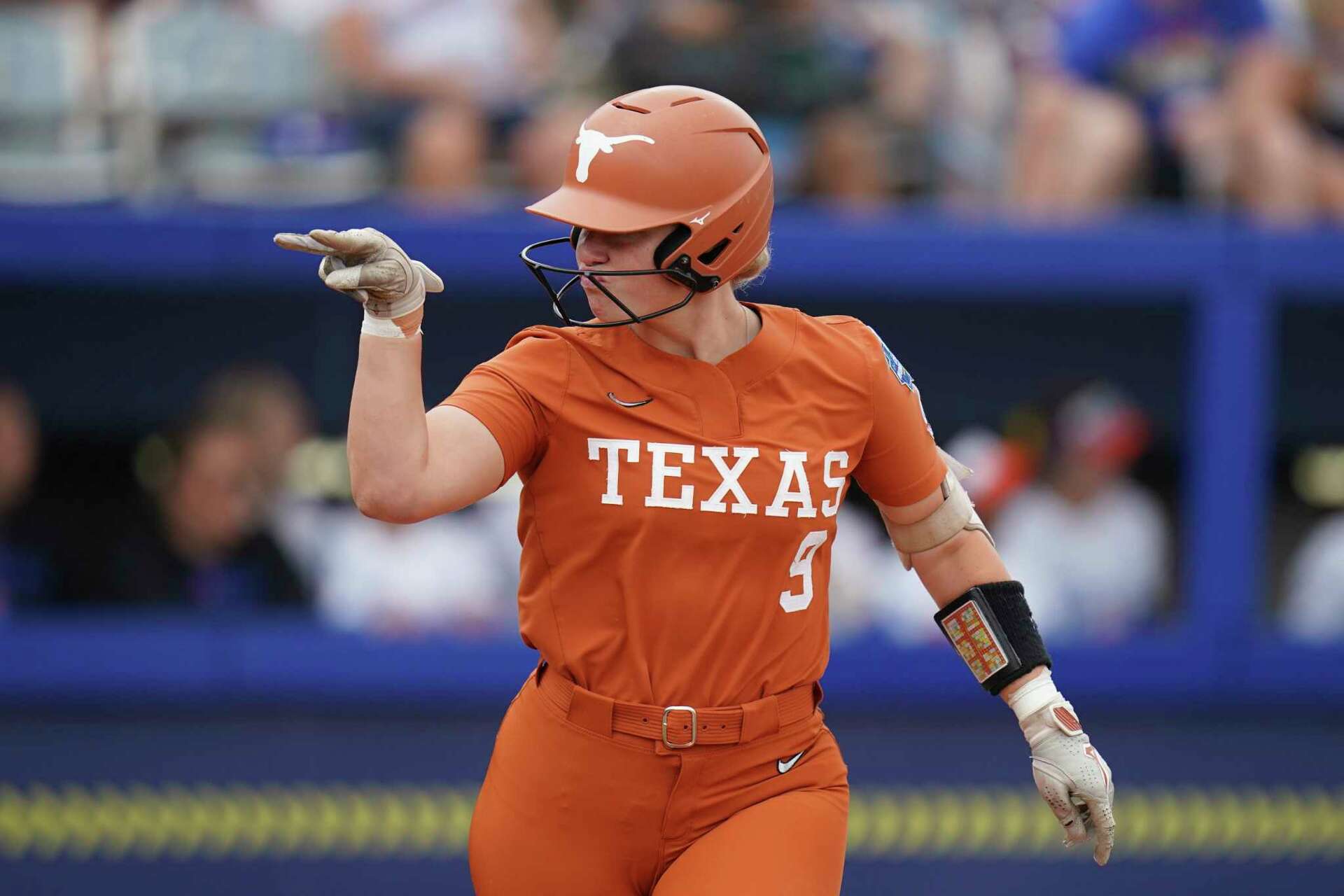 Texas opens Women's College World Series with win over Florida