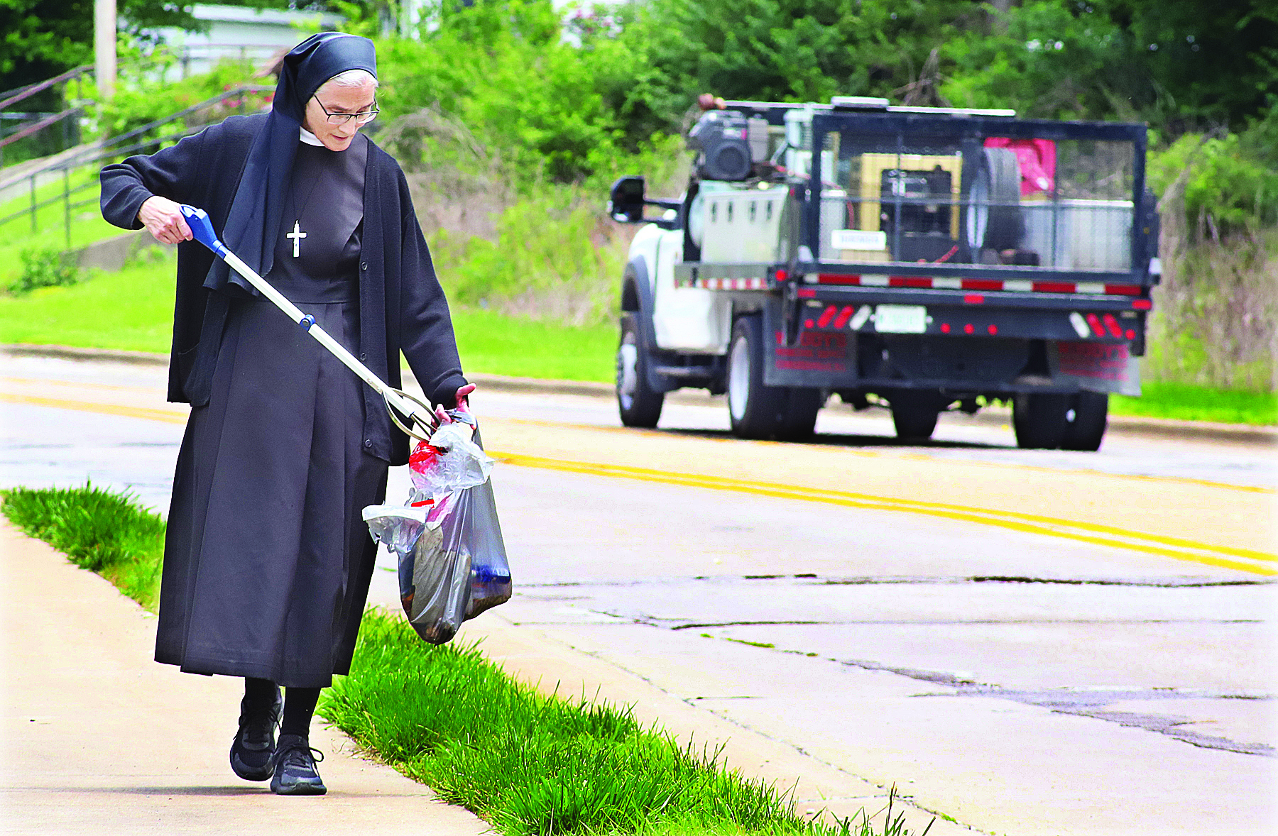 Sister Mary Michael leads College Avenue cleanup in Alton