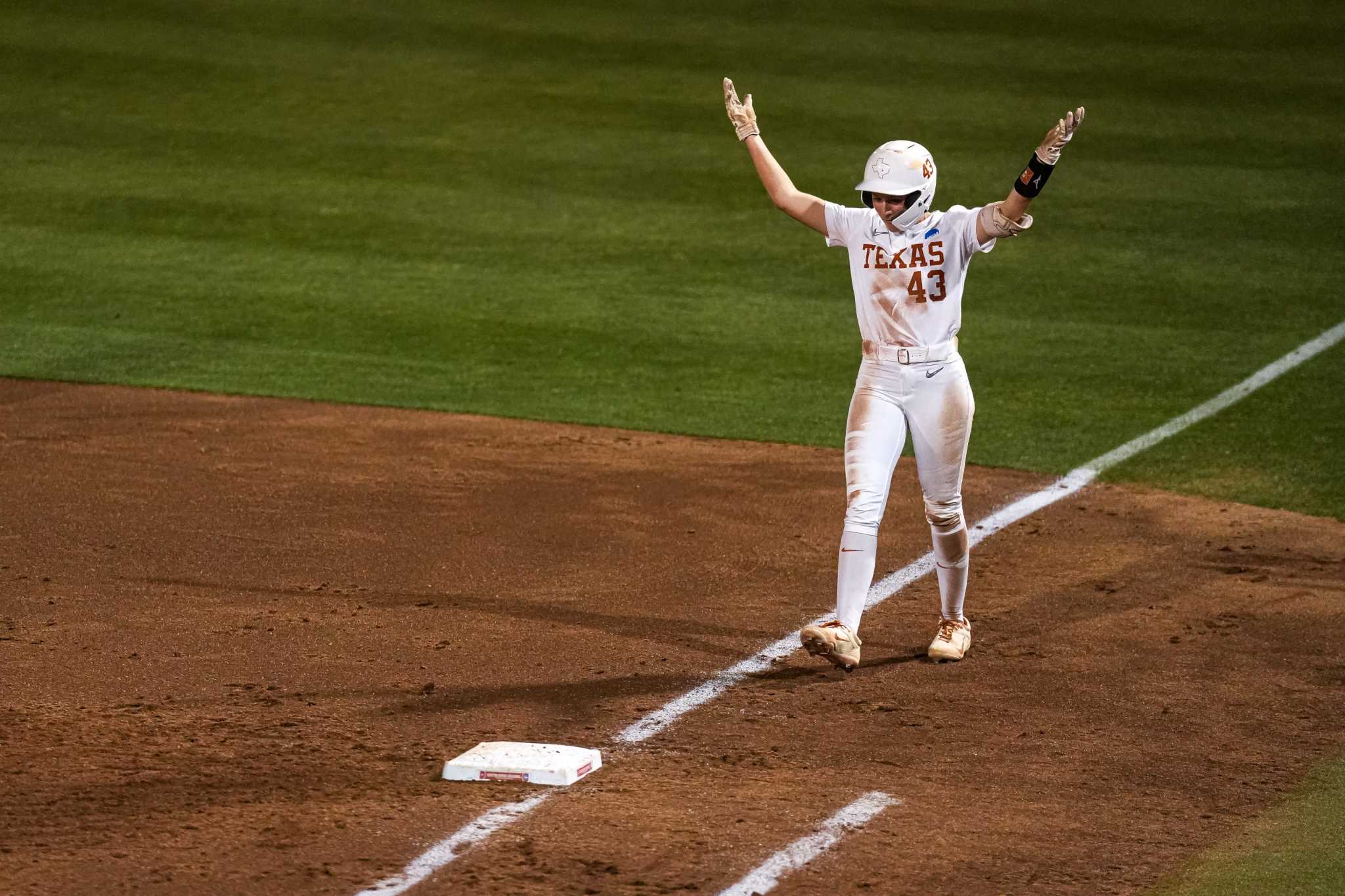 Texas softball: Leighann Goode shined in Austin Super Regional