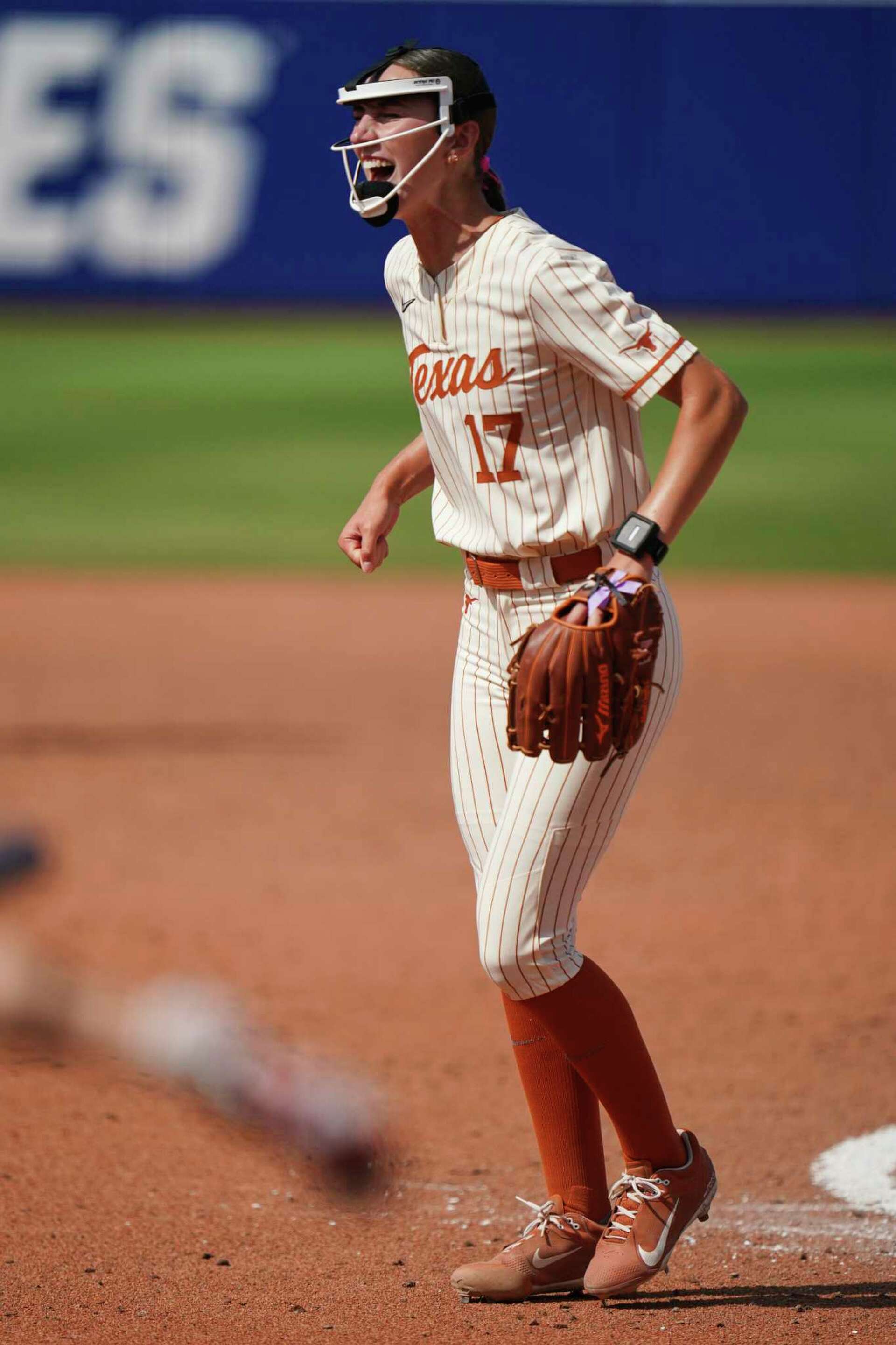Texas beats Oklahoma to remain undefeated in WCWS