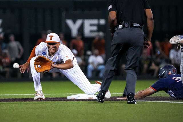 Adrian Rodriguez takes over at shortstop for No. 3 Texas baseball team