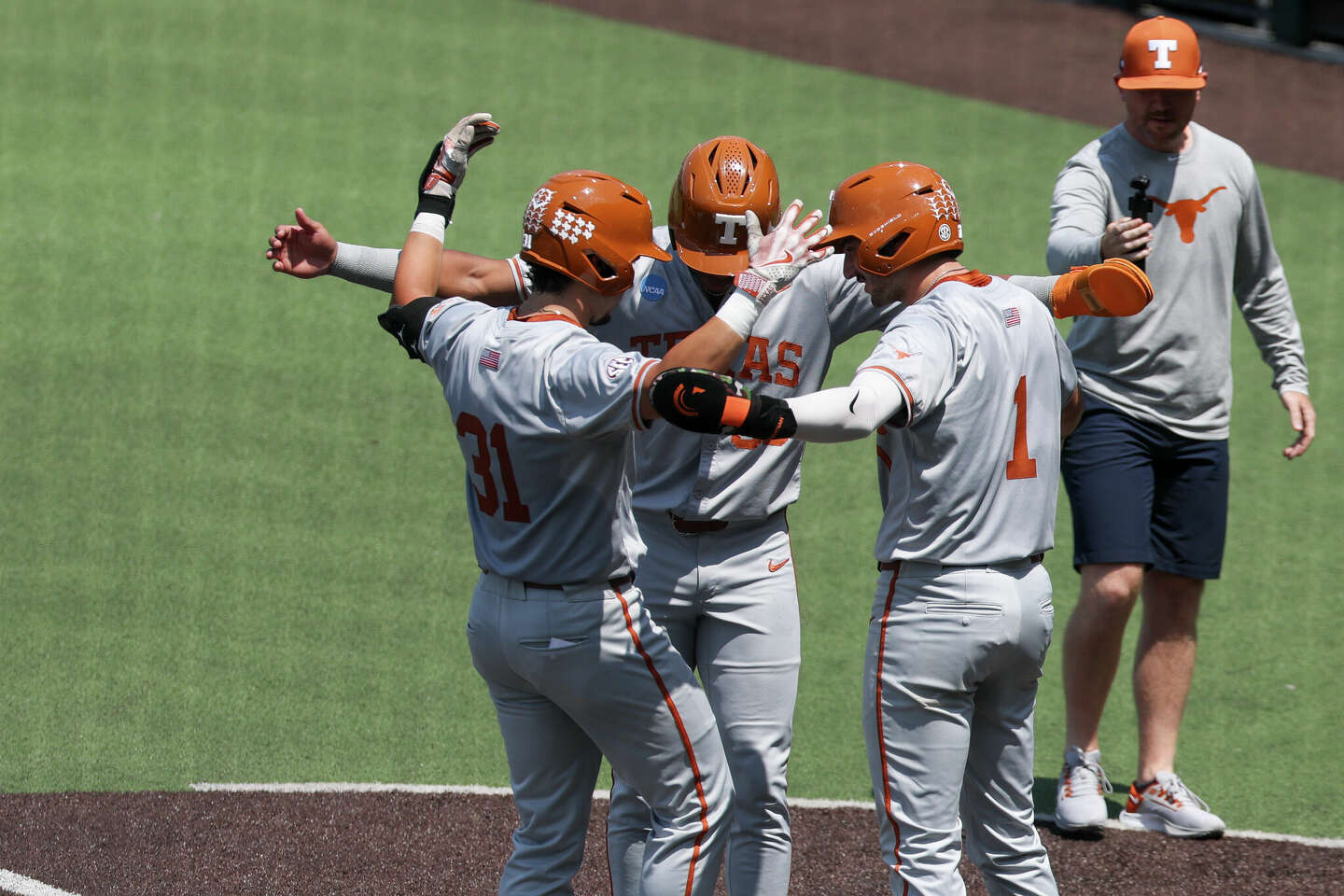Texas baseball stays alive in Austin regional, beating Kansas State