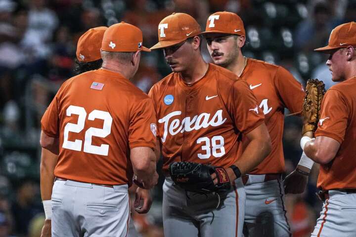 Texas Longhorns baseball transfers head to UCLA, Coastal Carolina, OU