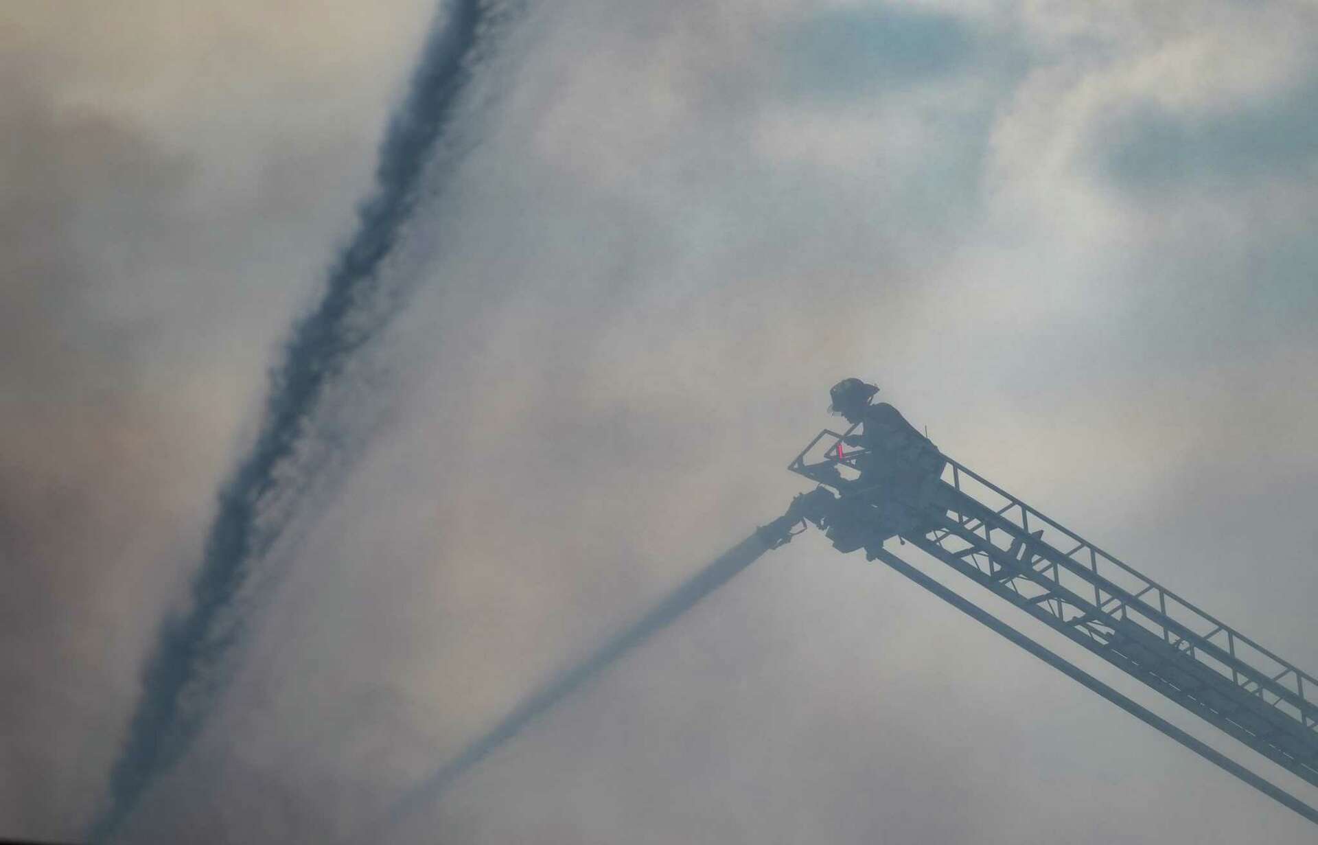 Large commercial fire in north Houston extinguished, HFD officials say