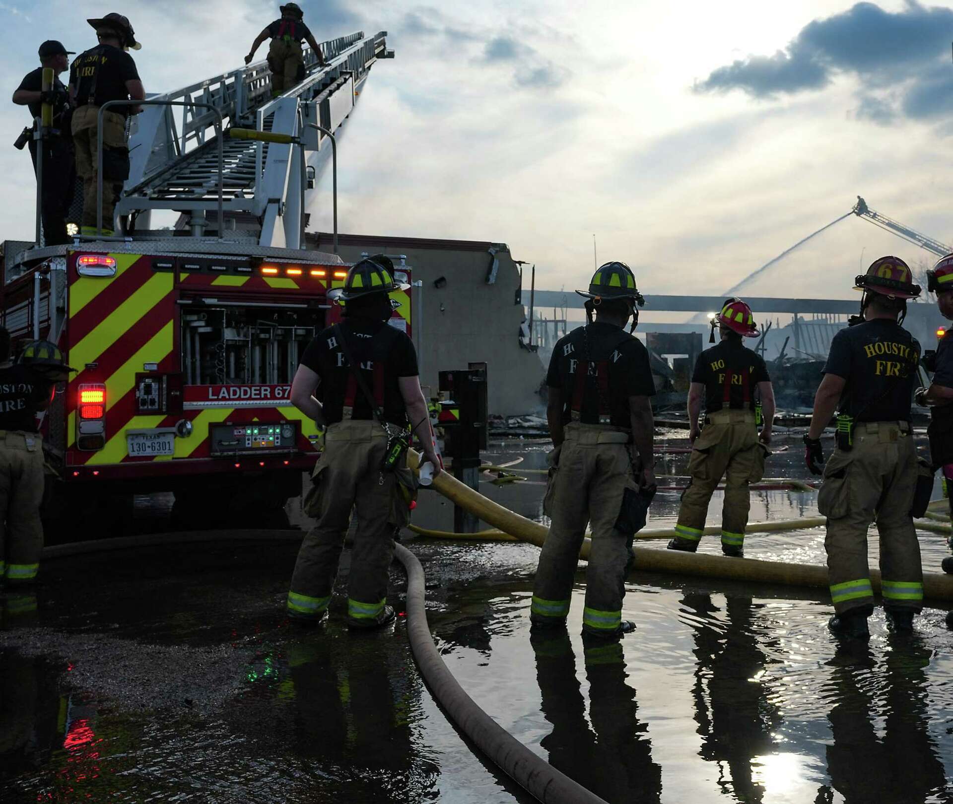 Large commercial fire in north Houston extinguished, HFD officials say