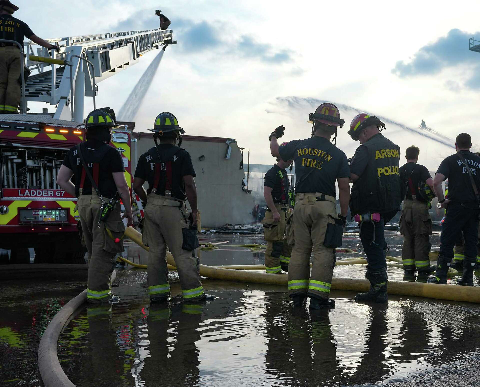 Large commercial fire in north Houston extinguished, HFD officials say