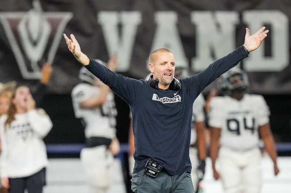Vandegrift football stifles Southlake Carroll to win first UIL state title