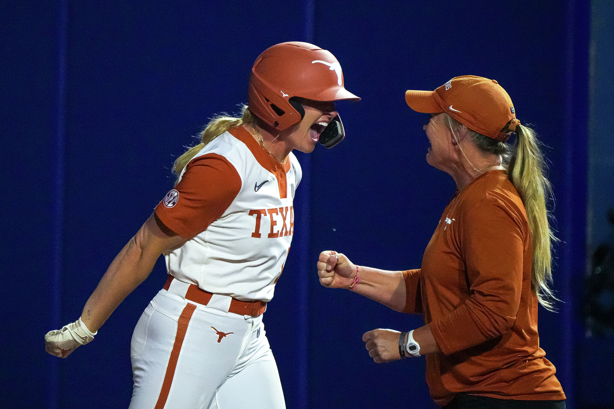 Reese Atwood's hit gives Texas win over Texas Tech in WCWS game 1