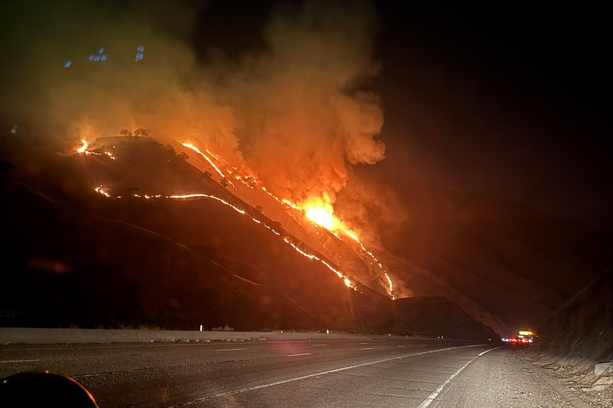 Calif. wildfire near Grapevine closes lane, prompts evacuation warning