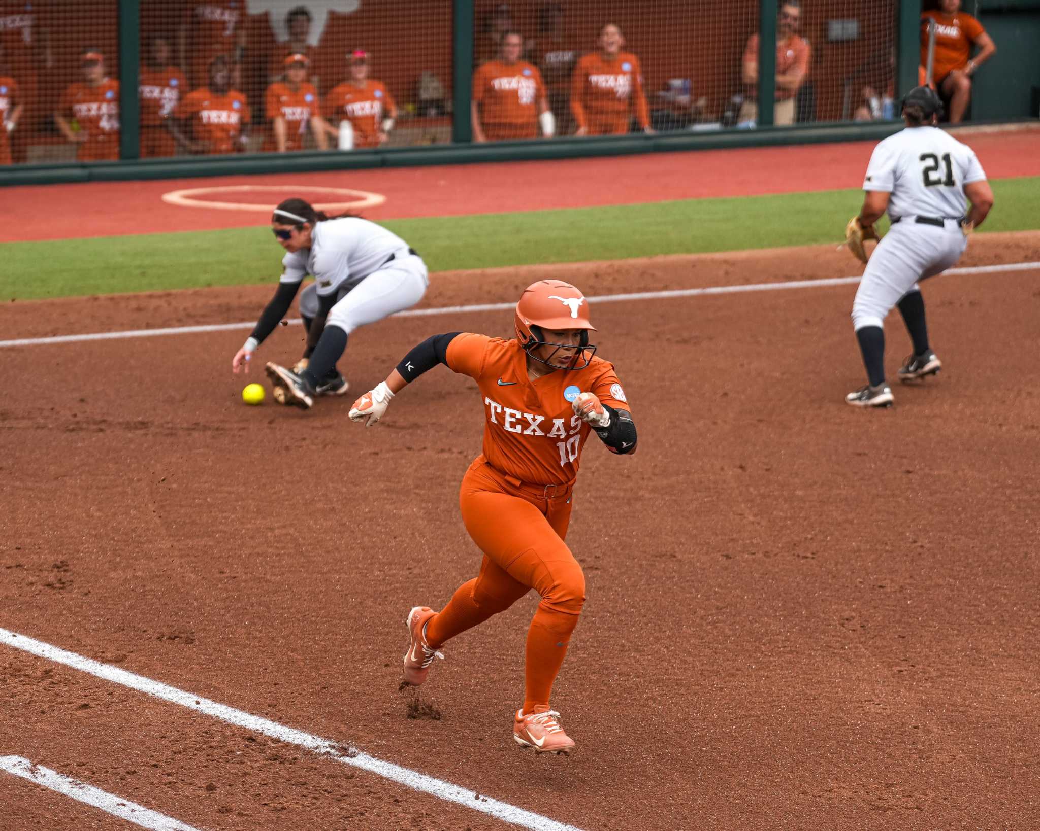 In Texas softball's win over UCF, ace Teagan Kavan showed glimpses of ...