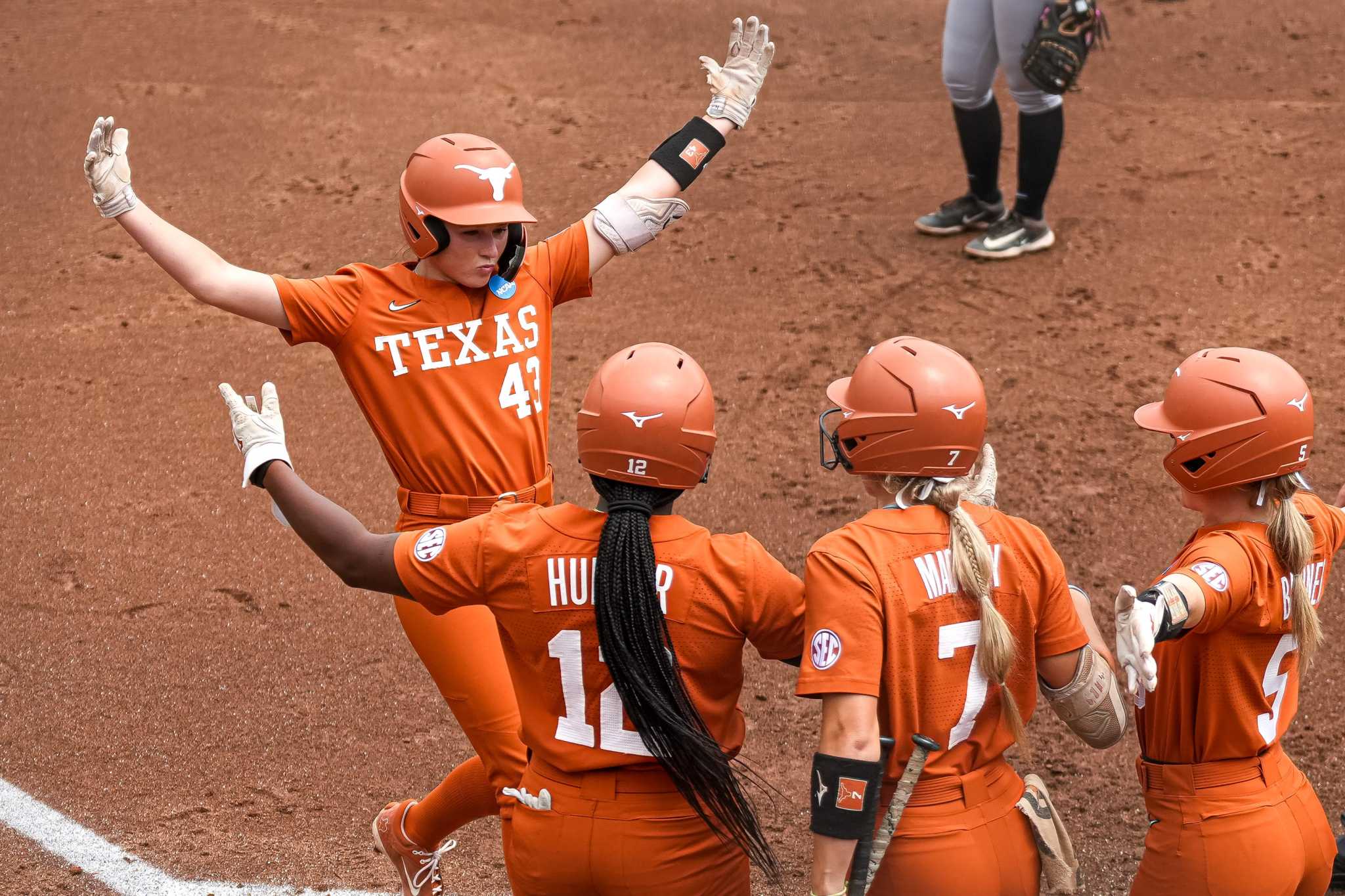 Texas softball vs Clemson: Horns make NCAA Tournament Super Regionals ...