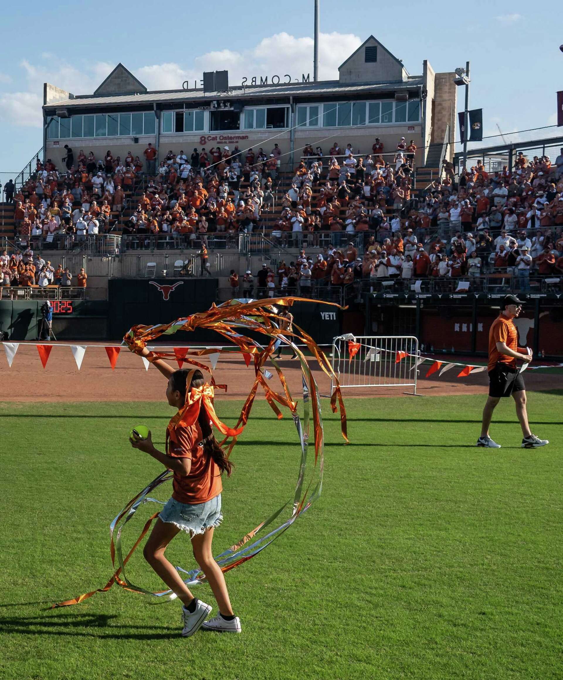 Teagan Kavan, Reese Atwood lead NCAA title defense for Texas softball