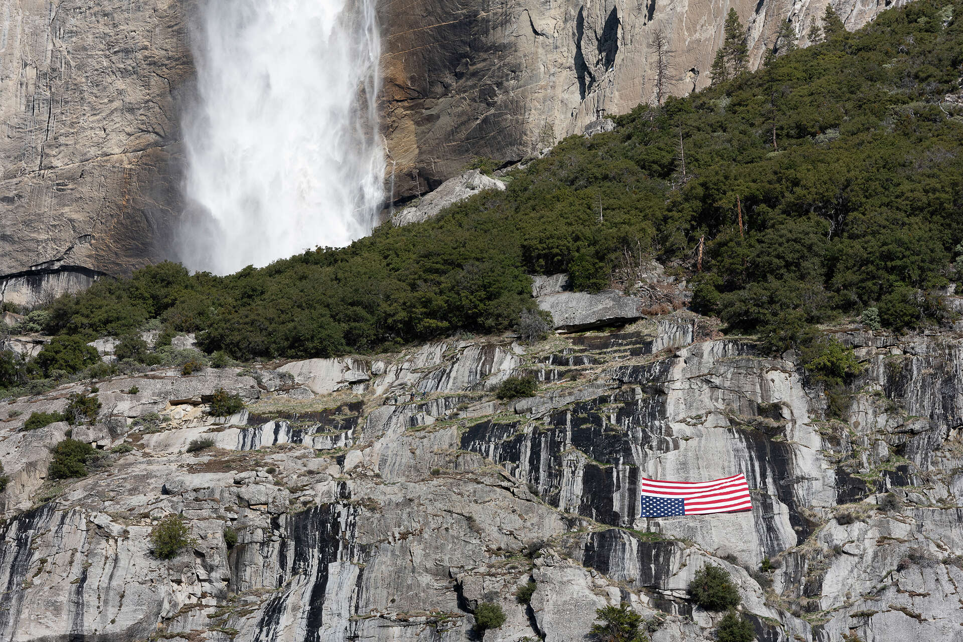 Yosemite bans flags at El Capitan with threat of 6-month jail sentence