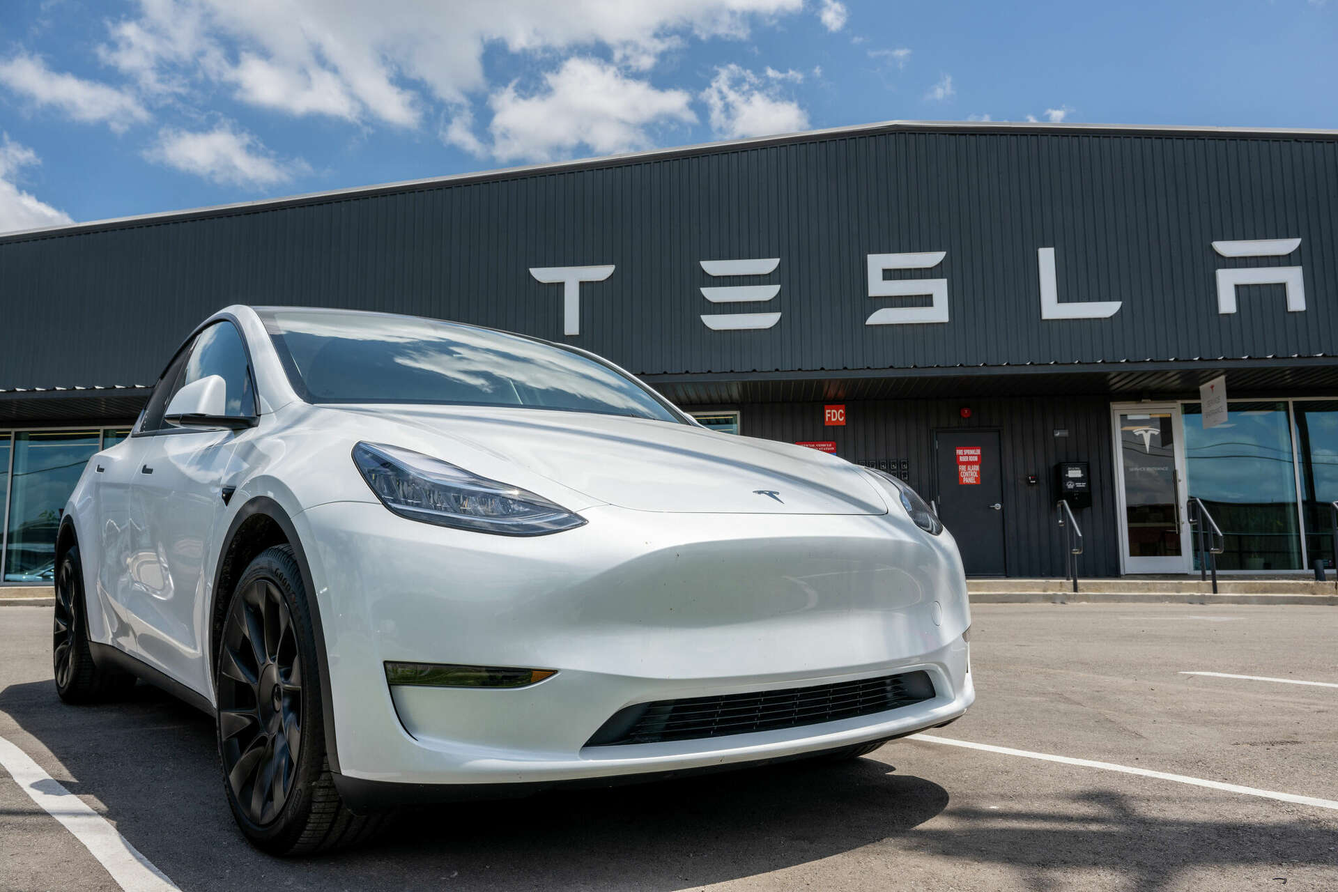Tesla delays launch of self-driving robotaxis in Austin