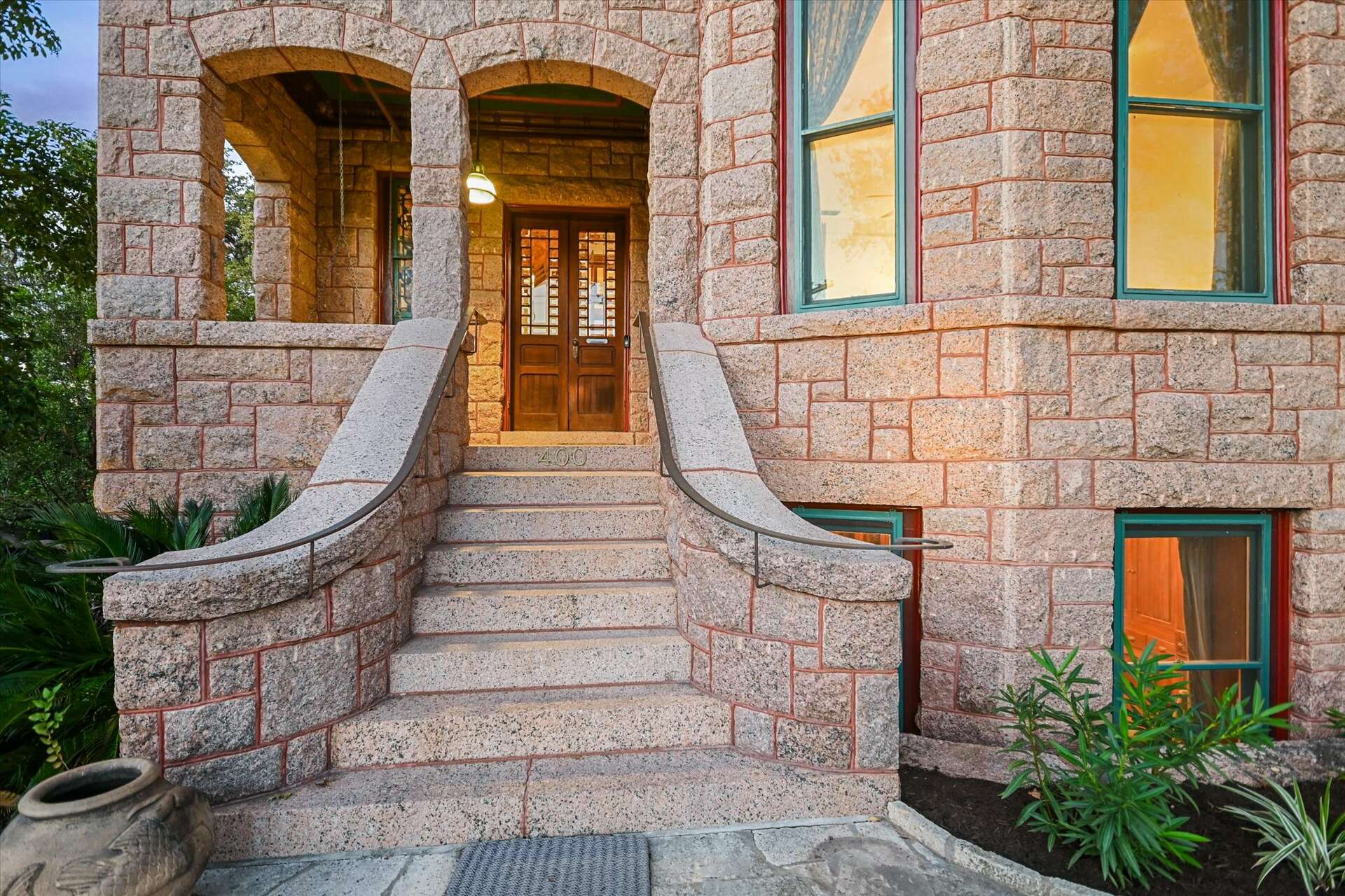 136-year-old Texas ‘Howling House’ hits market after 40 years