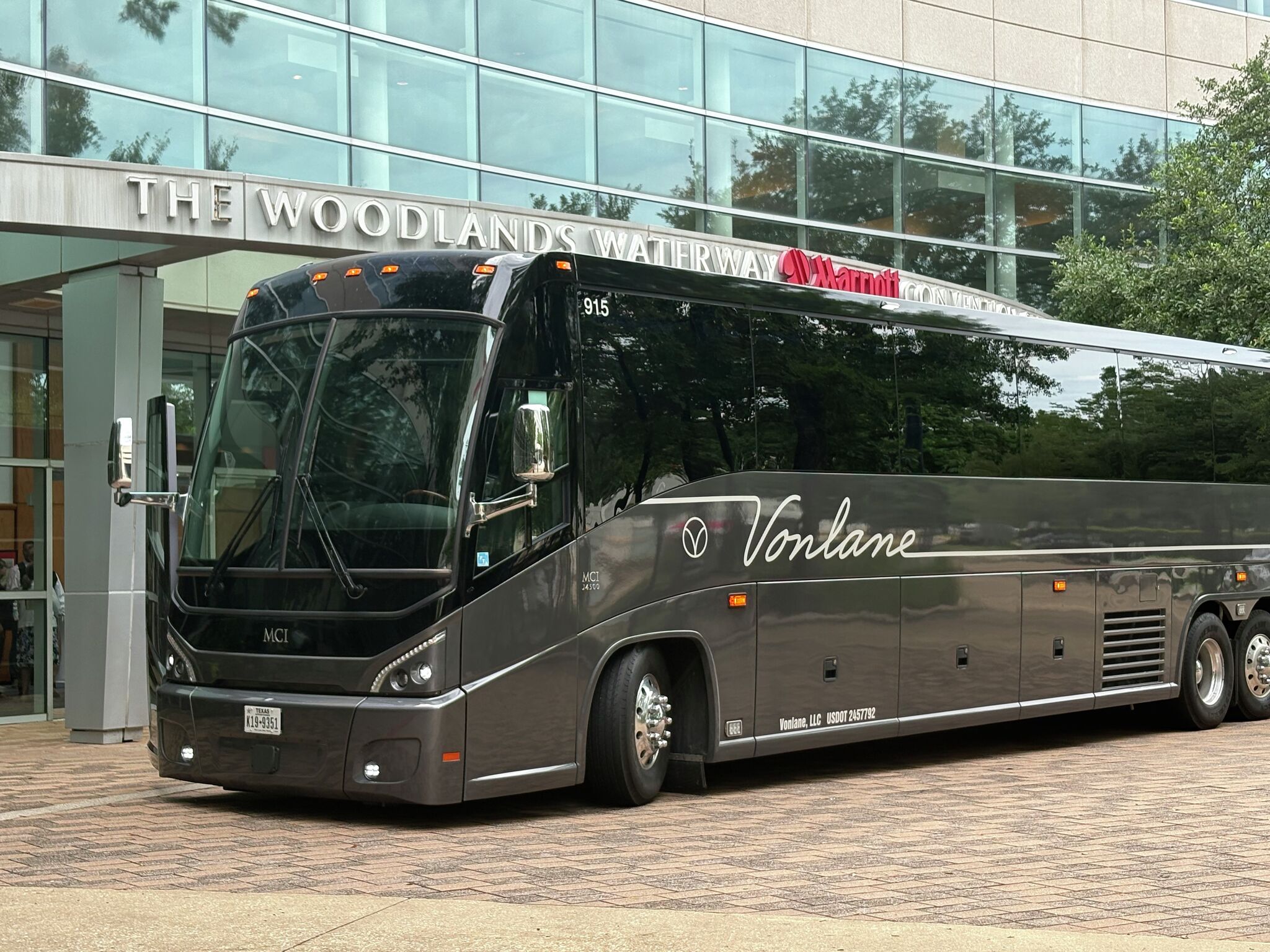 Vonlane motor coach launches route between Dallas, The Woodlands