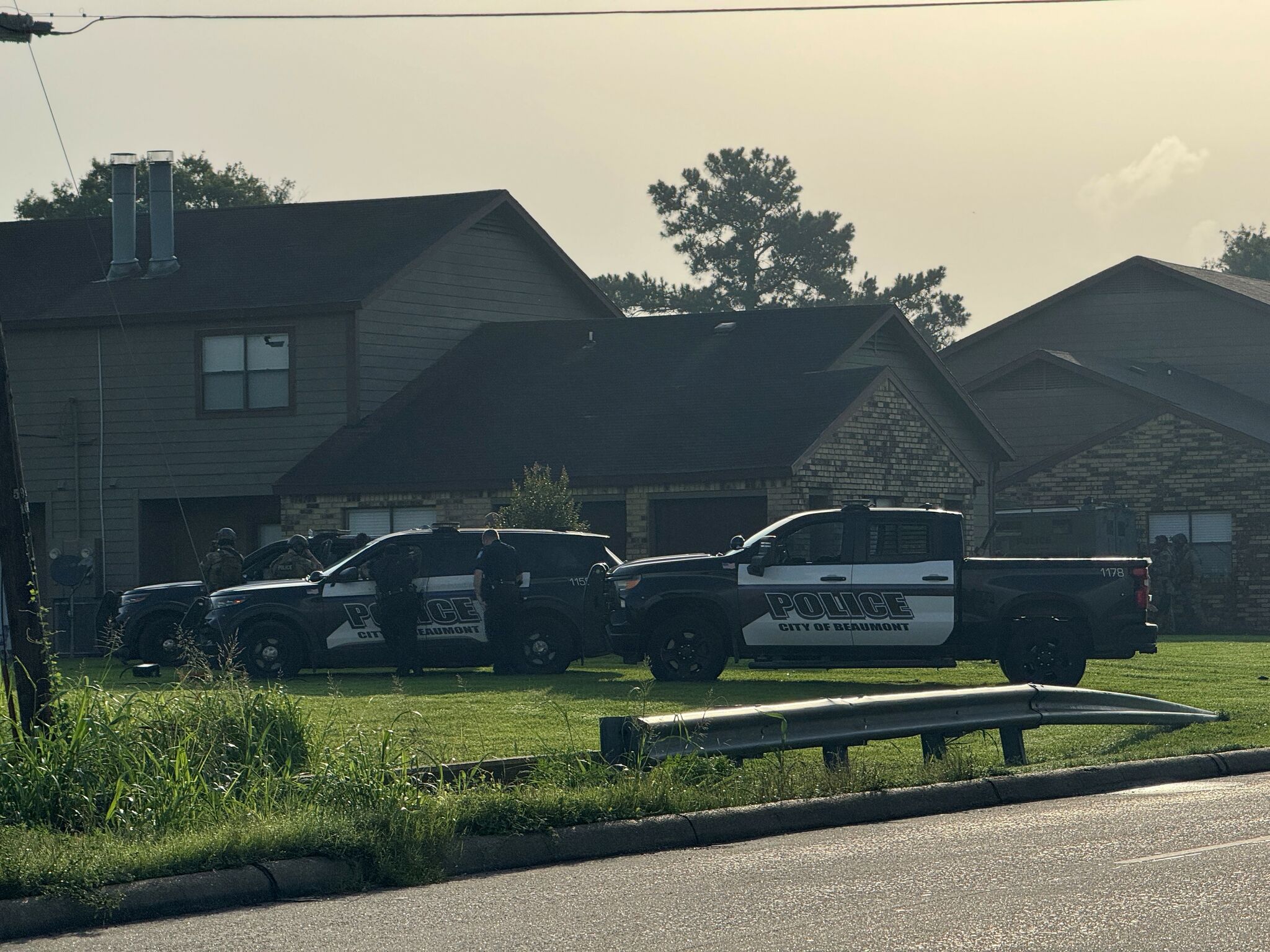 SWAT standoff closes Beaumont apartment complex, police urge shelter