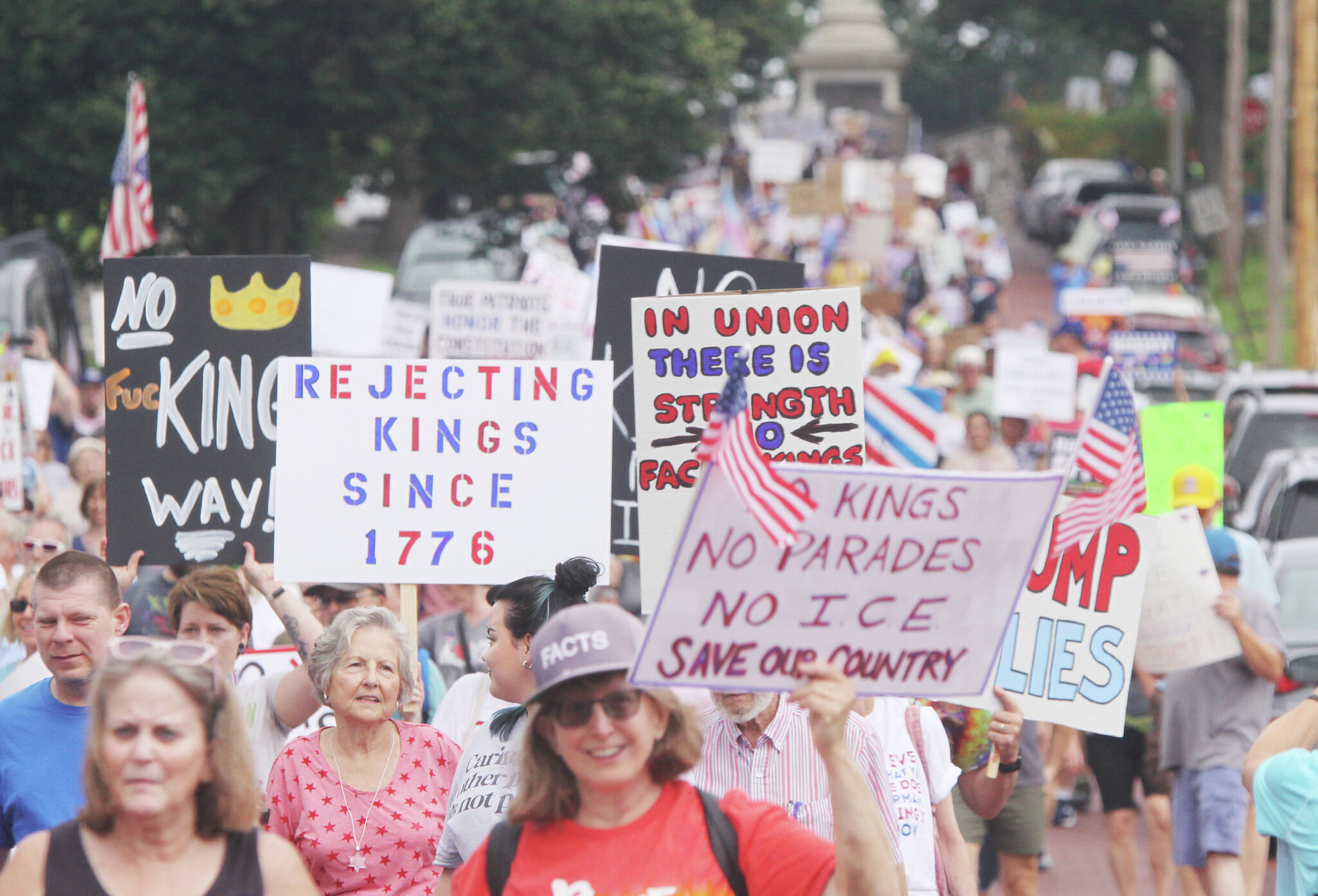 1,000 protestors of all ages join Alton’s No Kings march
