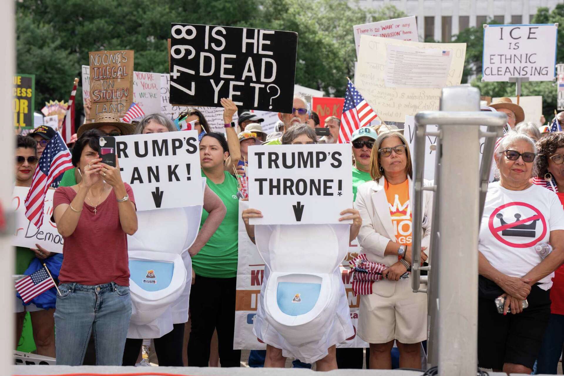 'This is what America looks like!': Houston's peaceful No Kings march