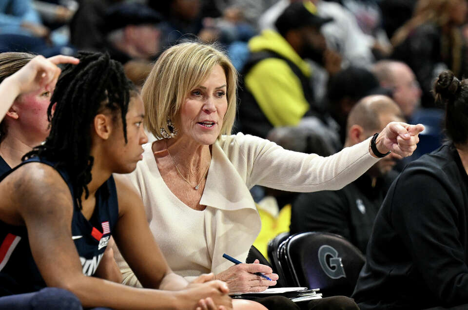 UConn's Chris Dailey on Sue Bird, Azzi Fudd, and more